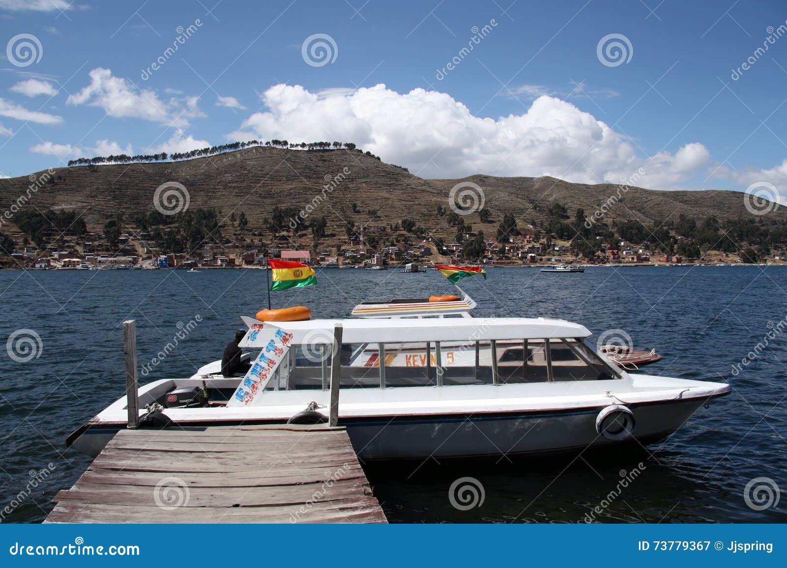 Barco En El Estrecho Del Puerto De Tiquina En El Lago Titicaca, Bolivia ... Barco En El Estrecho Del Puerto De Tiquina En El Lago Titicaca, Bolivia ...