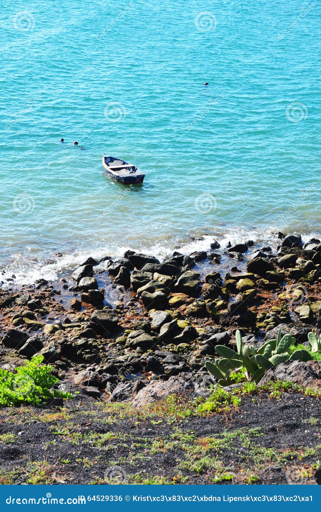 Barco en el mar foto de archivo. Imagen de ondas, barco - 64529336