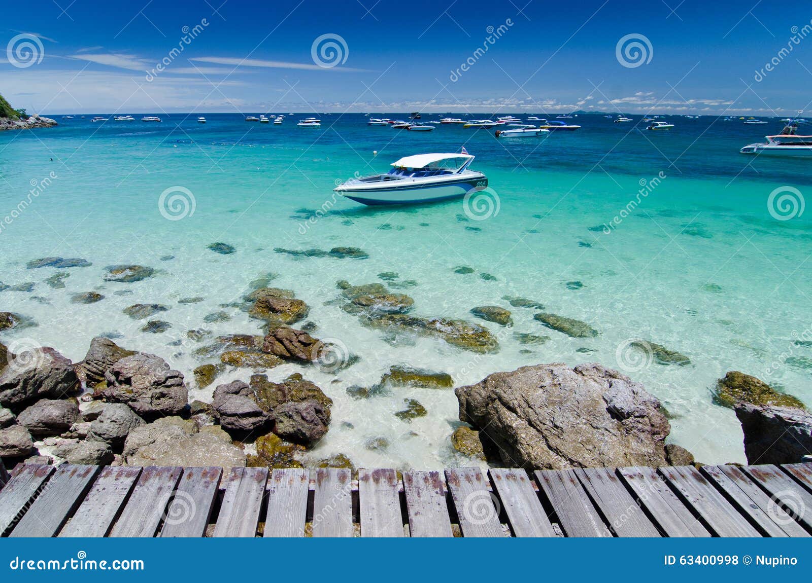 Barco en el mar claro foto de archivo. Imagen de turismo - 63400998