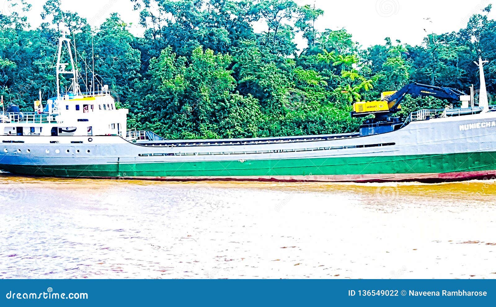 Barco En El Río De Essequibo Fotografía editorial - Imagen de asegurado ...