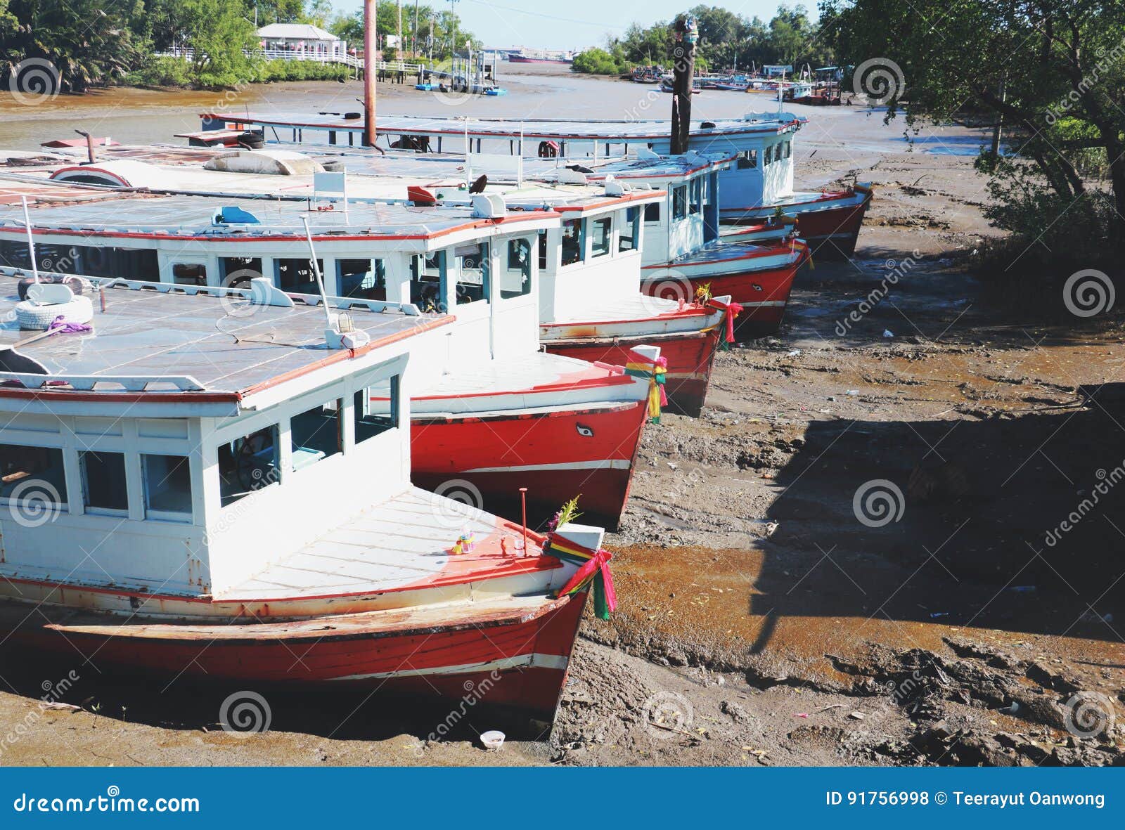 Barco en encallado foto de archivo. Imagen de nave, puerto - 91756998