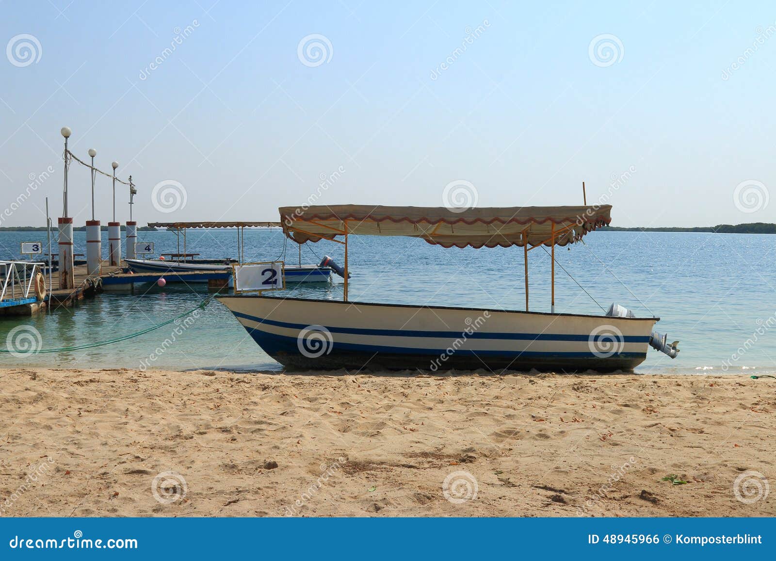 Barco en la orilla foto de archivo. Imagen de costa, motor - 48945966