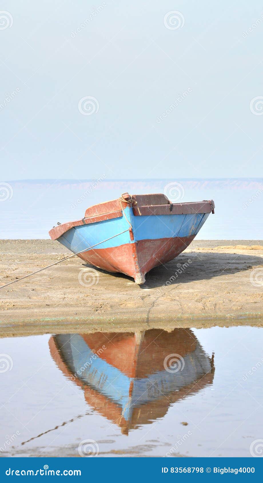 Barco en la orilla foto de archivo. Imagen de lago, playa - 83568798