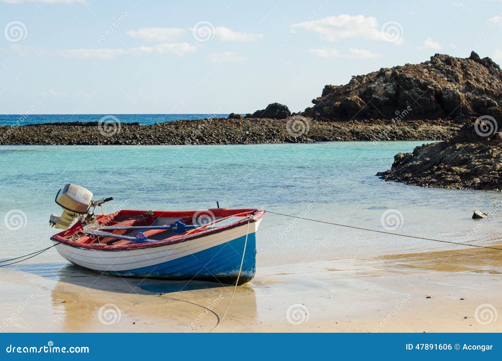 Barco en la orilla de mar foto de archivo. Imagen de islas - 47891606