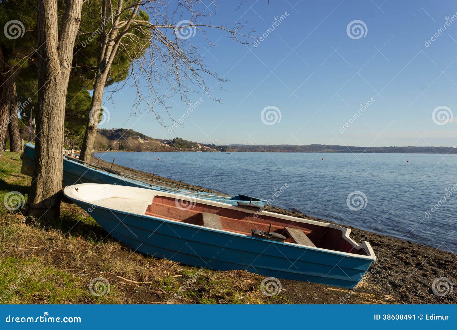 Barco En La Orilla Del Lago Imagen de archivo - Imagen de rural, orilla ...