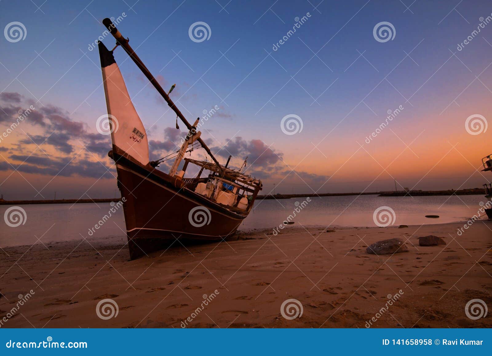 Barco en la orilla foto de archivo. Imagen de oscuridad - 141658958