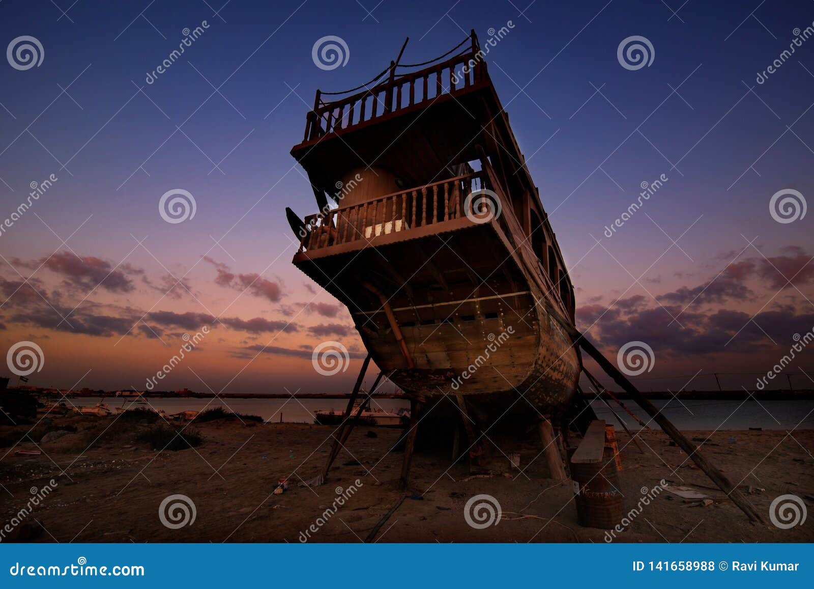 Barco en la orilla foto de archivo. Imagen de venido - 141658988