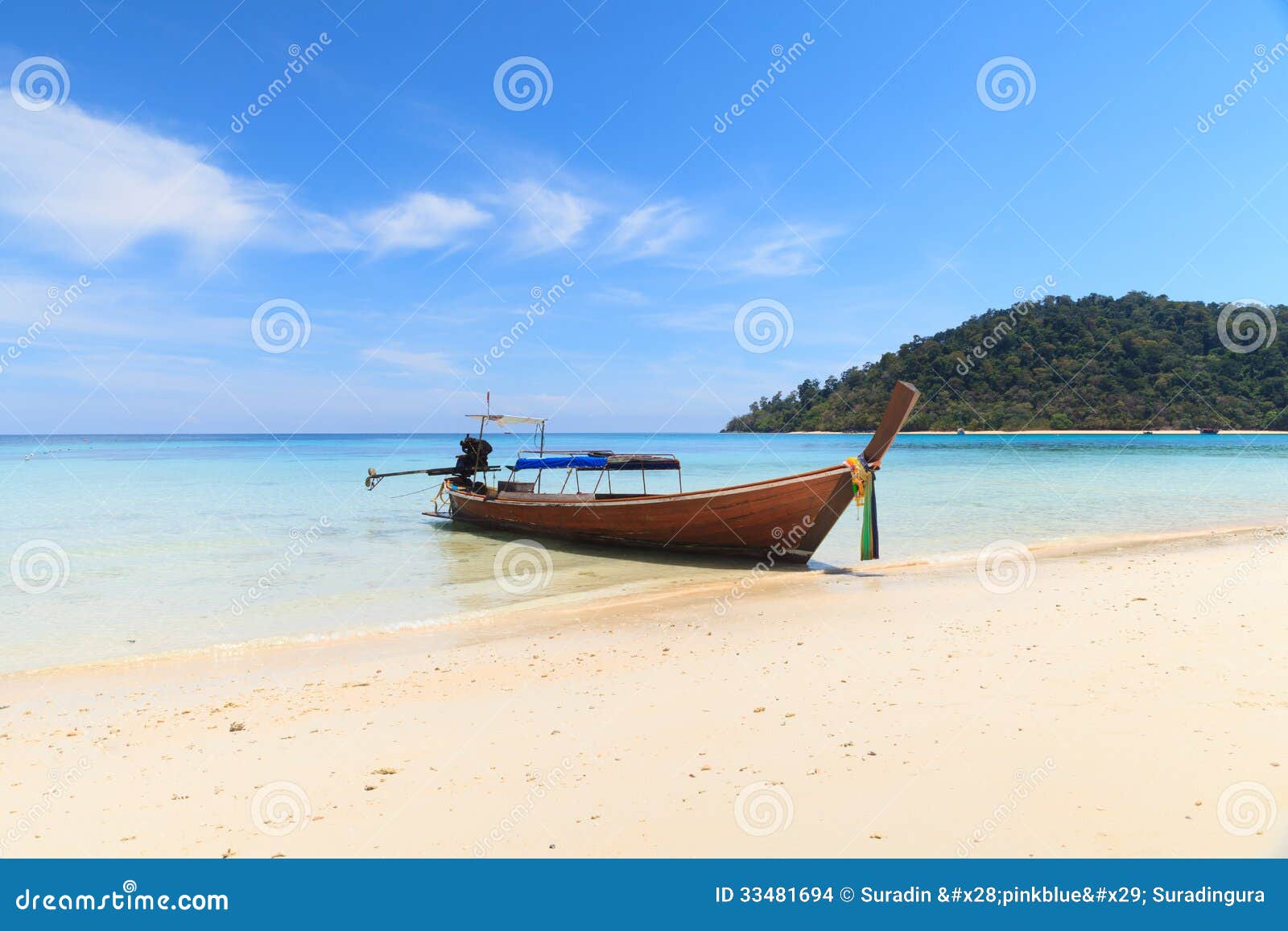 Barco En La Playa Con El Cielo Azul Foto de archivo - Imagen de marina ...