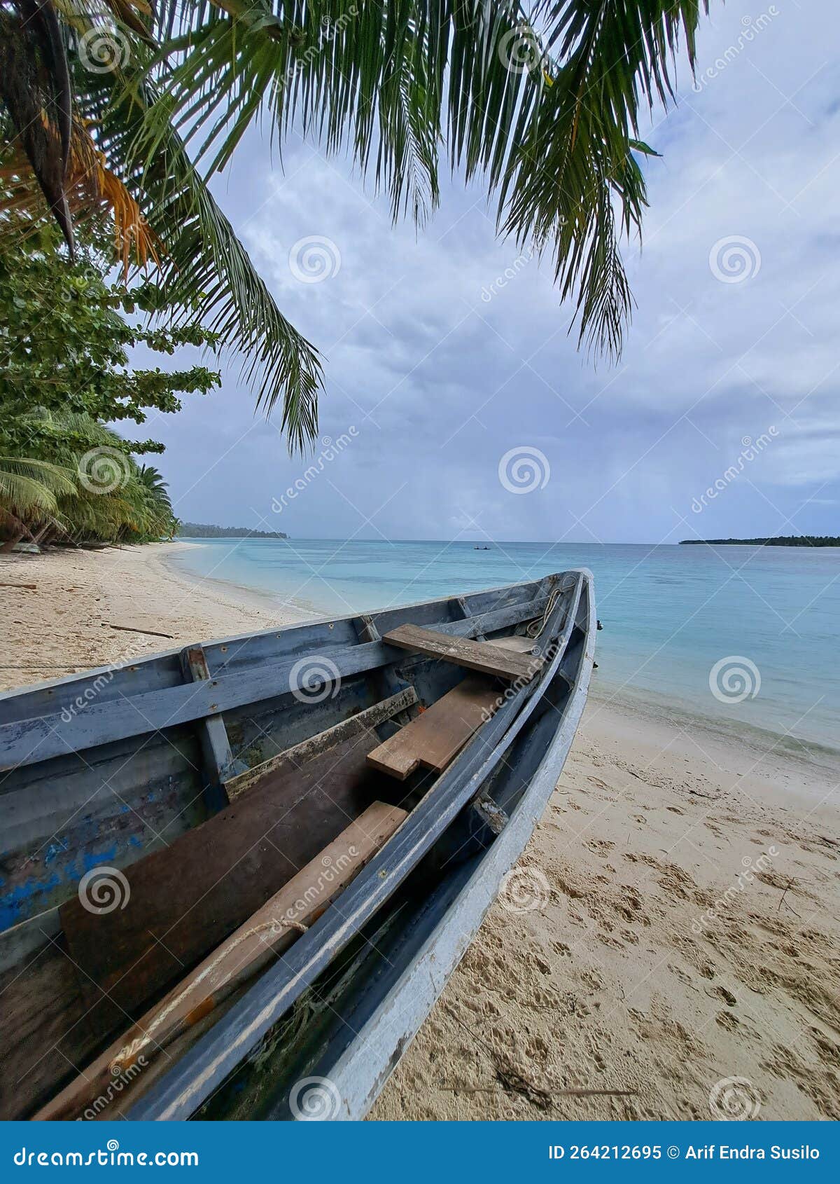 Barco en la playa mentawai imagen de archivo. Imagen de bueno - 264212695