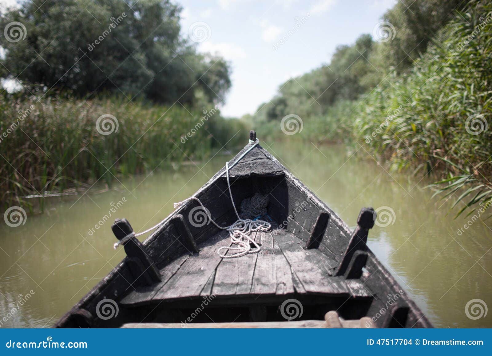 Barco en un río foto de archivo. Imagen de transporte - 47517704