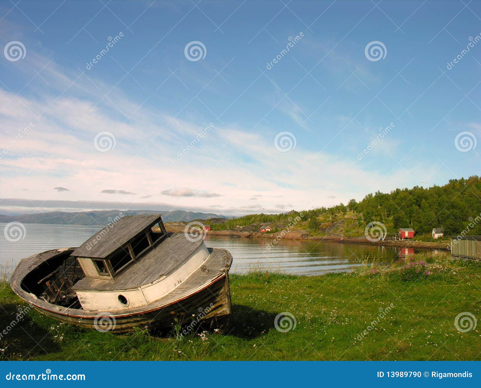 Barco encallado en Lofoten foto de archivo. Imagen de nave - 13989790