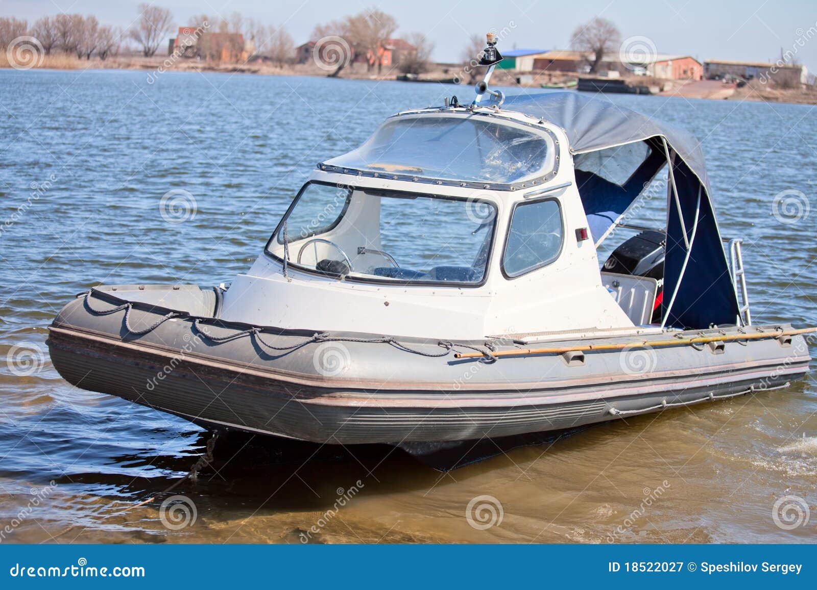 Barco Inflable Con Una Cabina Imagen de archivo - Imagen de recorrido ...