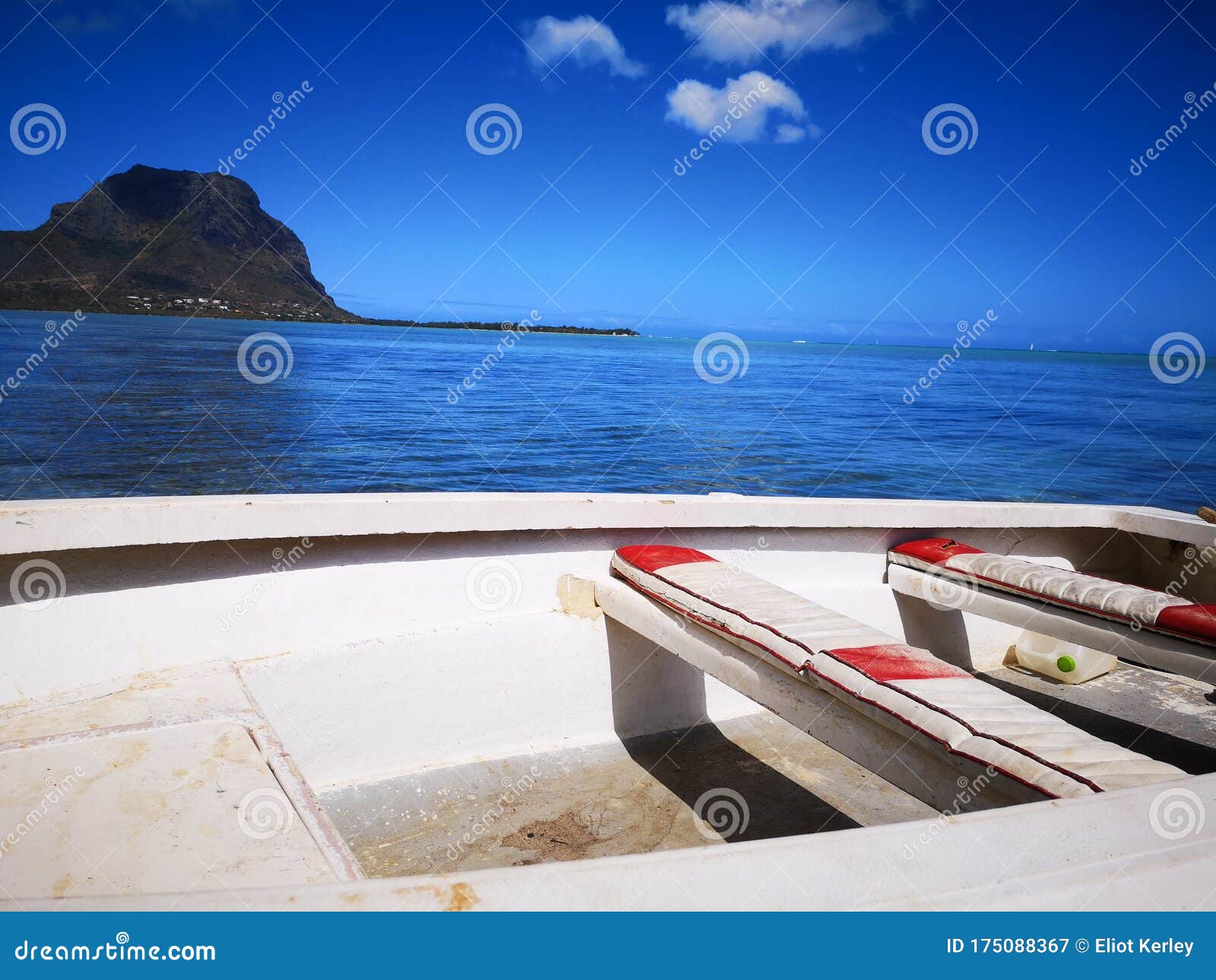 Barco a motor vazio imagem de stock. Imagem de montanha - 175088367