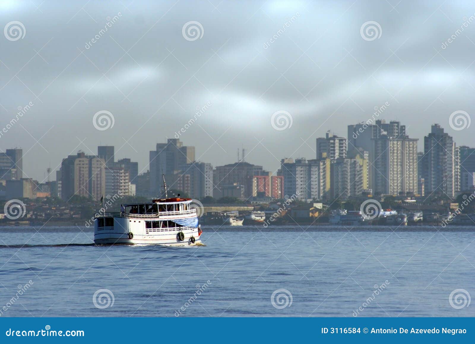 Barco Na Cidade Do Amazonas Foto de Stock - Imagem de transporte ...