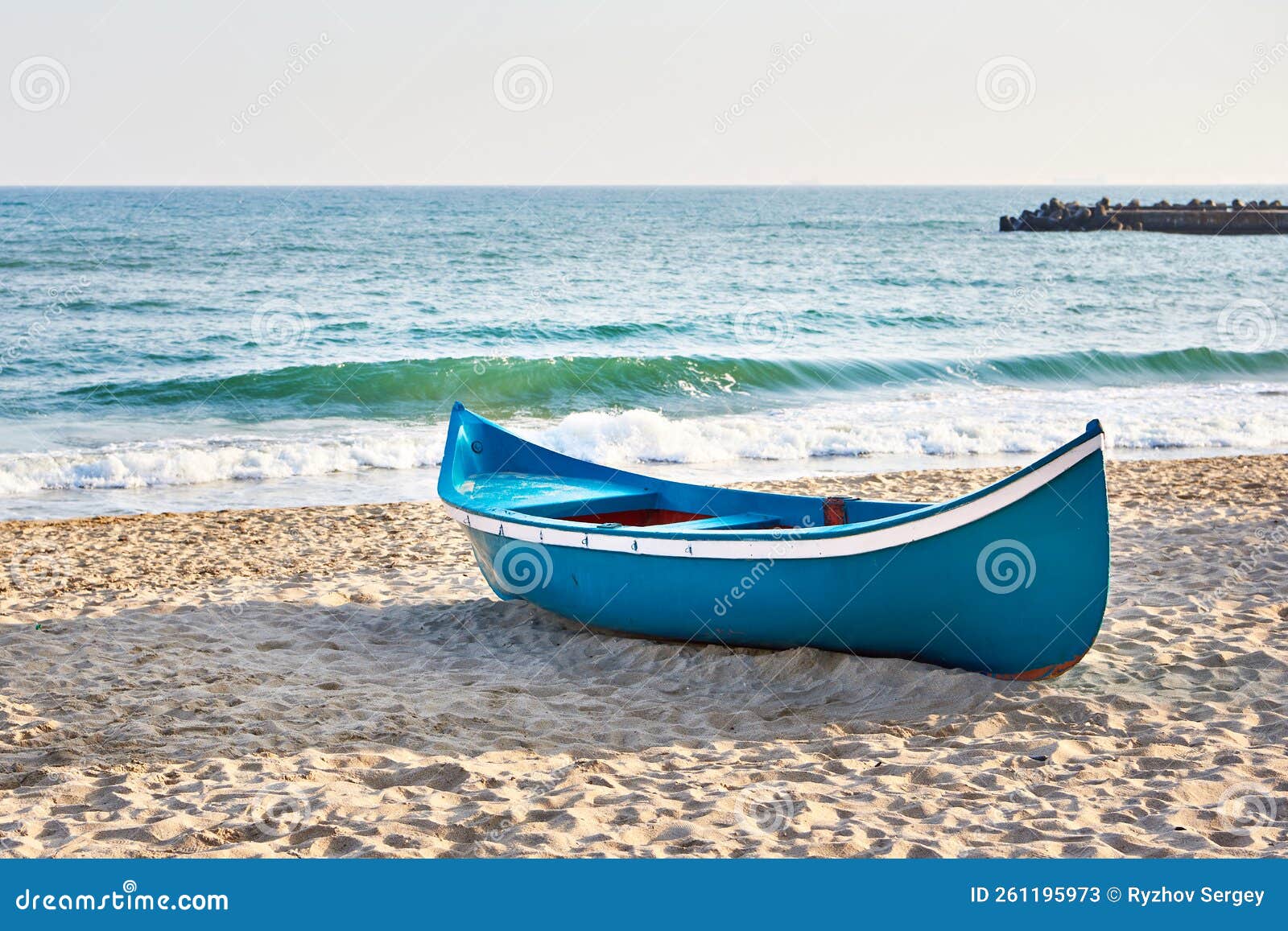 Barco no mar imagem de stock. Imagem de cenas, costa - 261195973