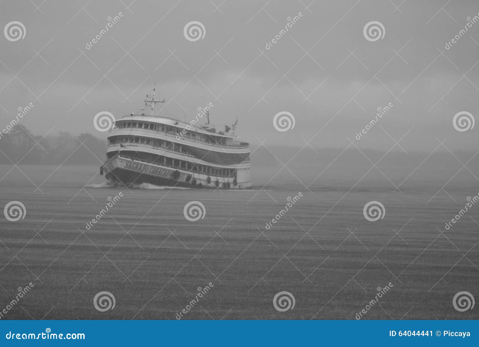 Barco No Rio Amazonas Com Chuva Amazonas Brasil Foto Editorial - Imagem ...