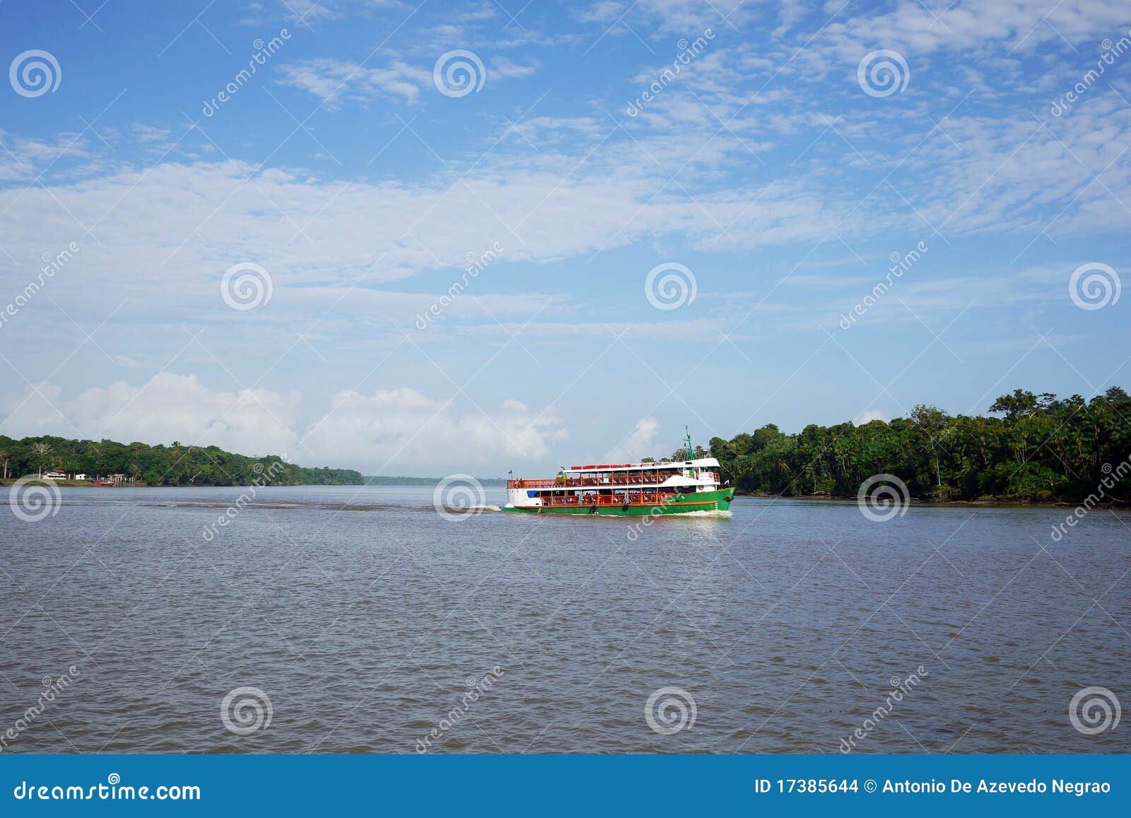 Barco no rio de Amazon foto de stock. Imagem de verde - 17385644