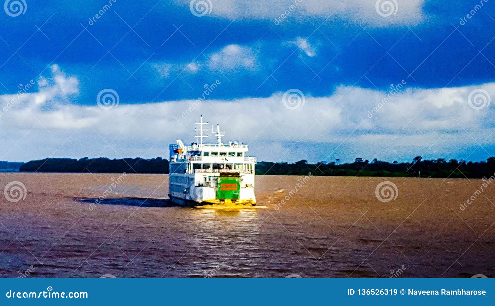 Barco no rio de Essequibo imagem de stock. Imagem de passageiros ...