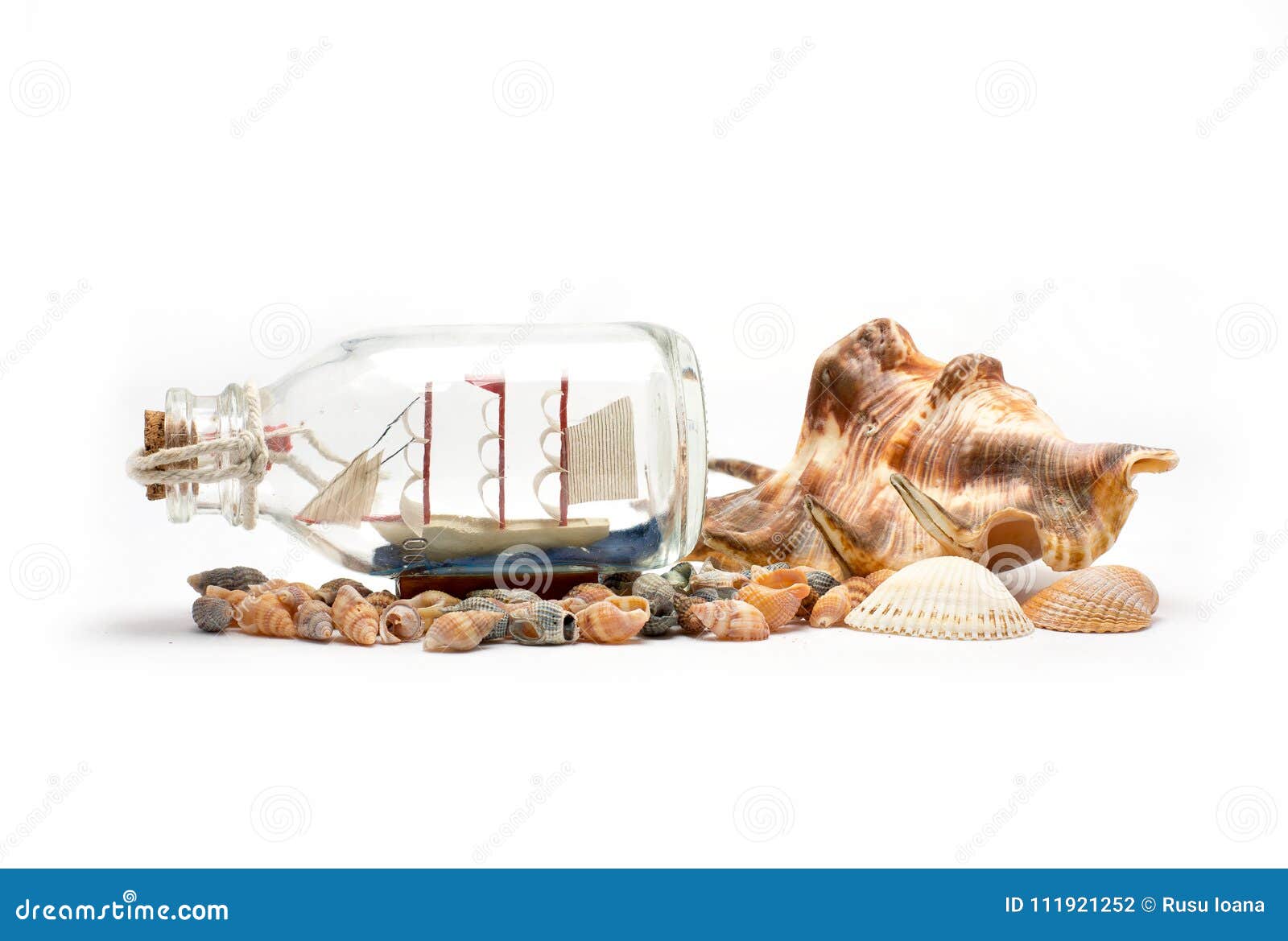 Barco Nos Shell Da Garrafa E Do Mar No Fundo Branco Foto de Stock ...
