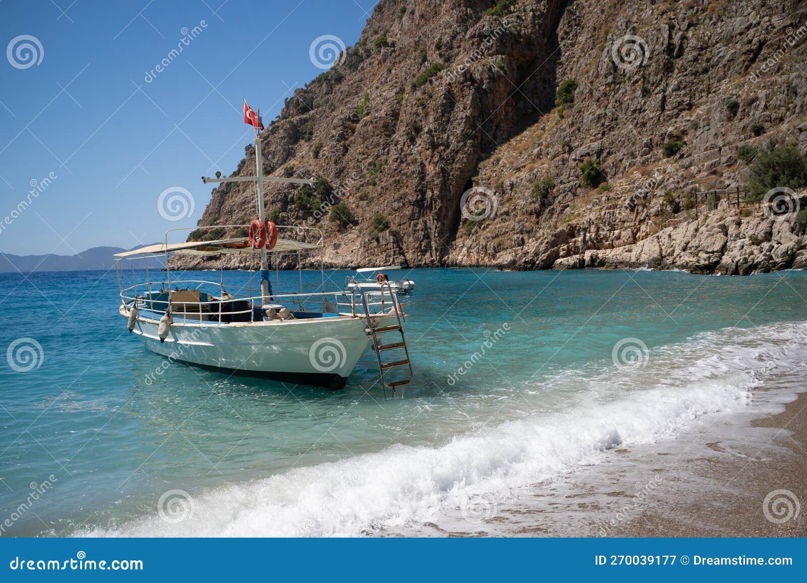 Barco a orillas del mar imagen de archivo. Imagen de nave - 270039177