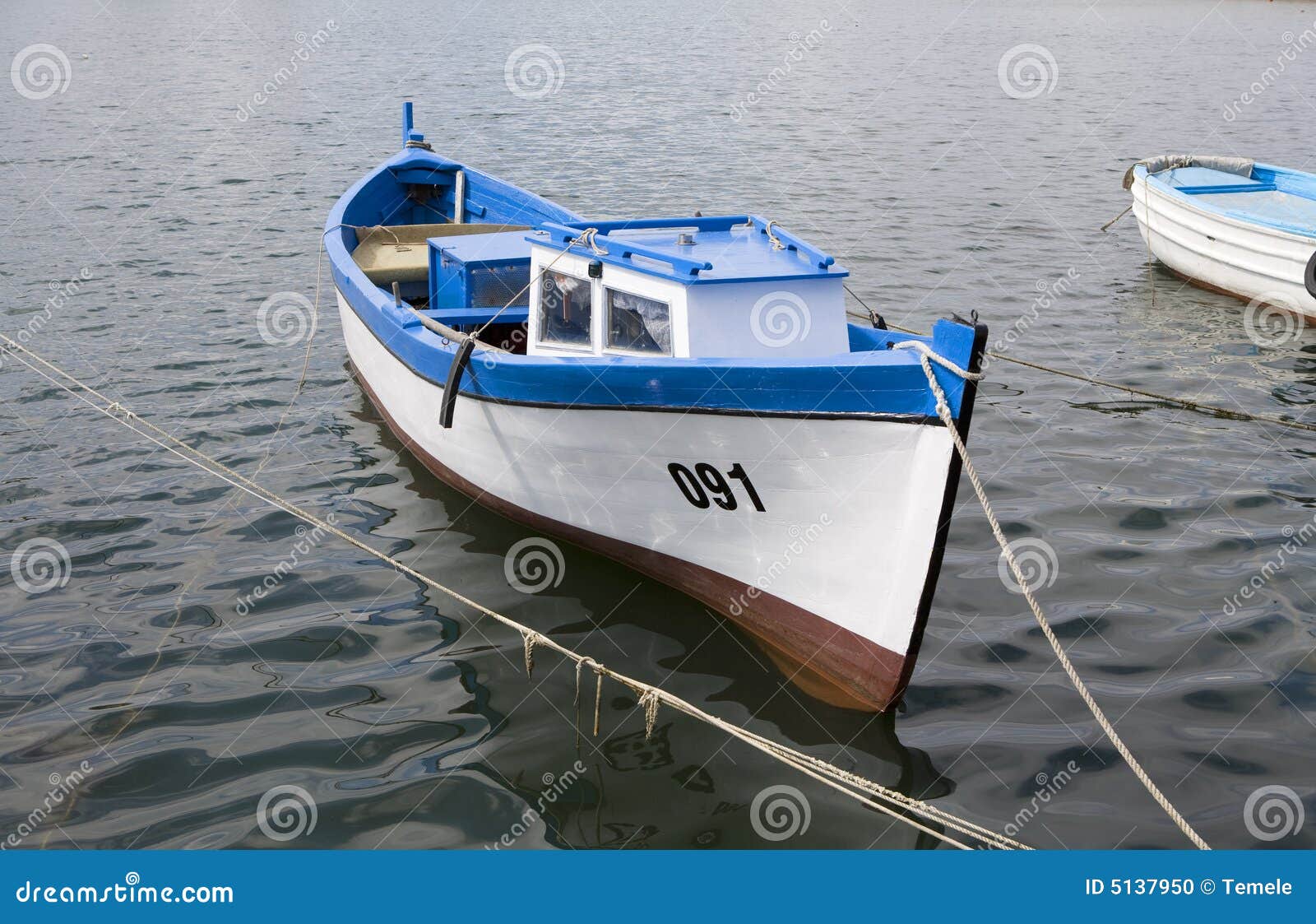 Barco pequeno do fisher foto de stock. Imagem de pescador - 5137950