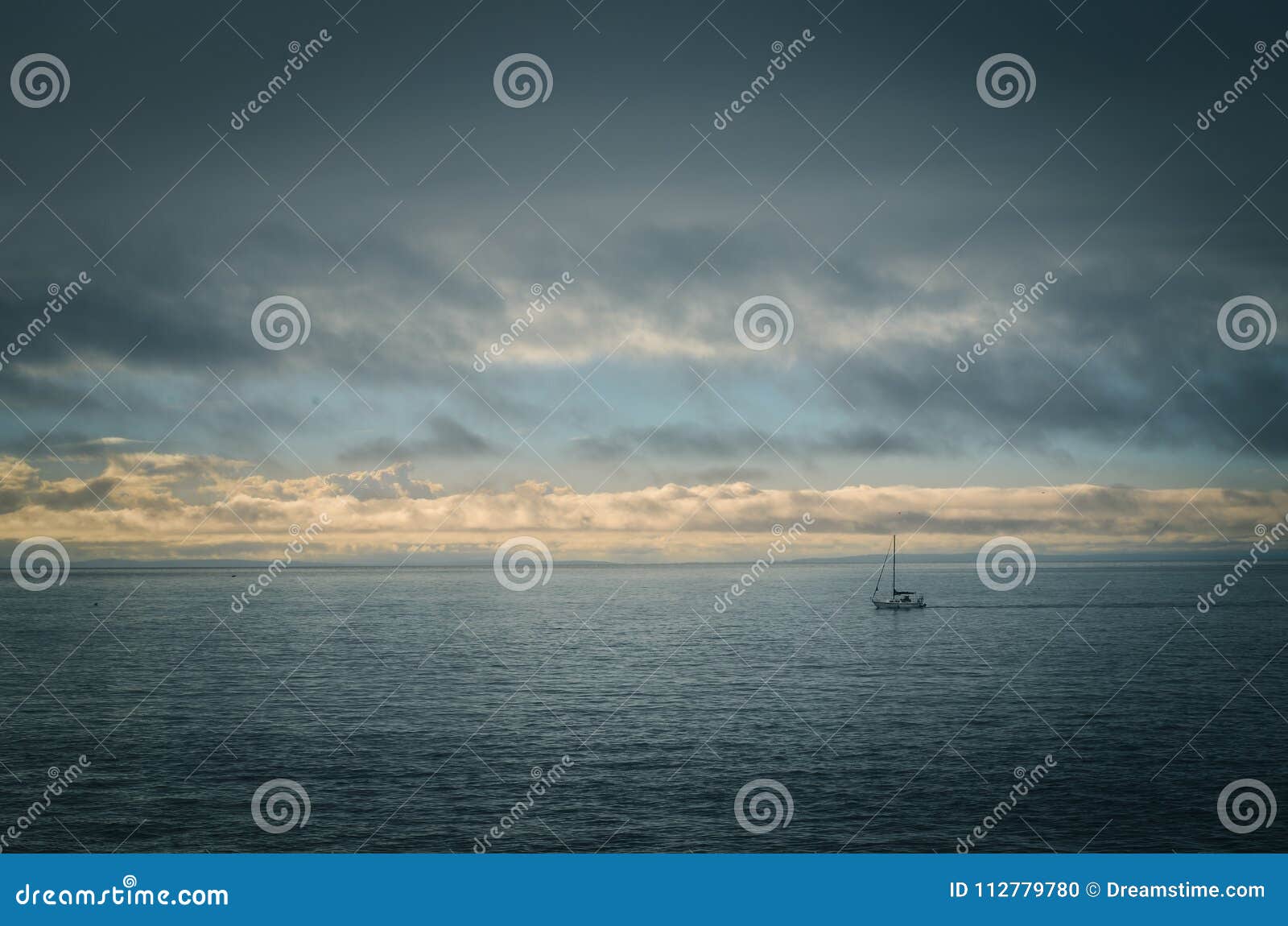 Barco Perdido Em Um Dia Temperamental Do Oceano Foto de Stock - Imagem ...