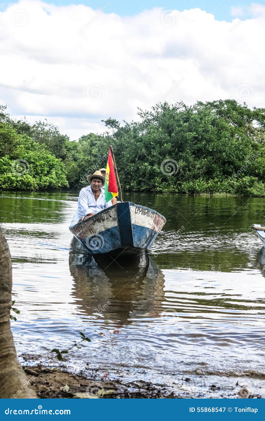 Barco Que Cruza As Amazonas Fotografia Editorial - Imagem de amazona ...