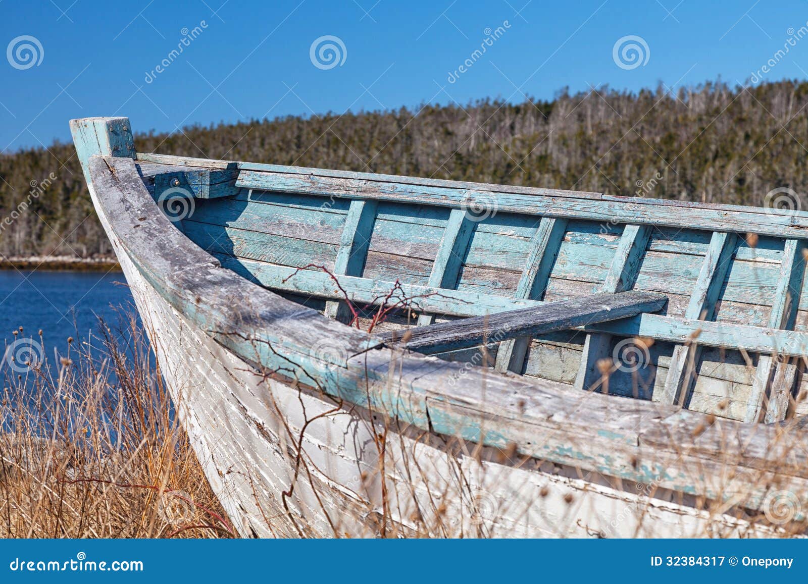 Barco a Remos De Madeira Velho Imagem de Stock - Imagem de weeds ...