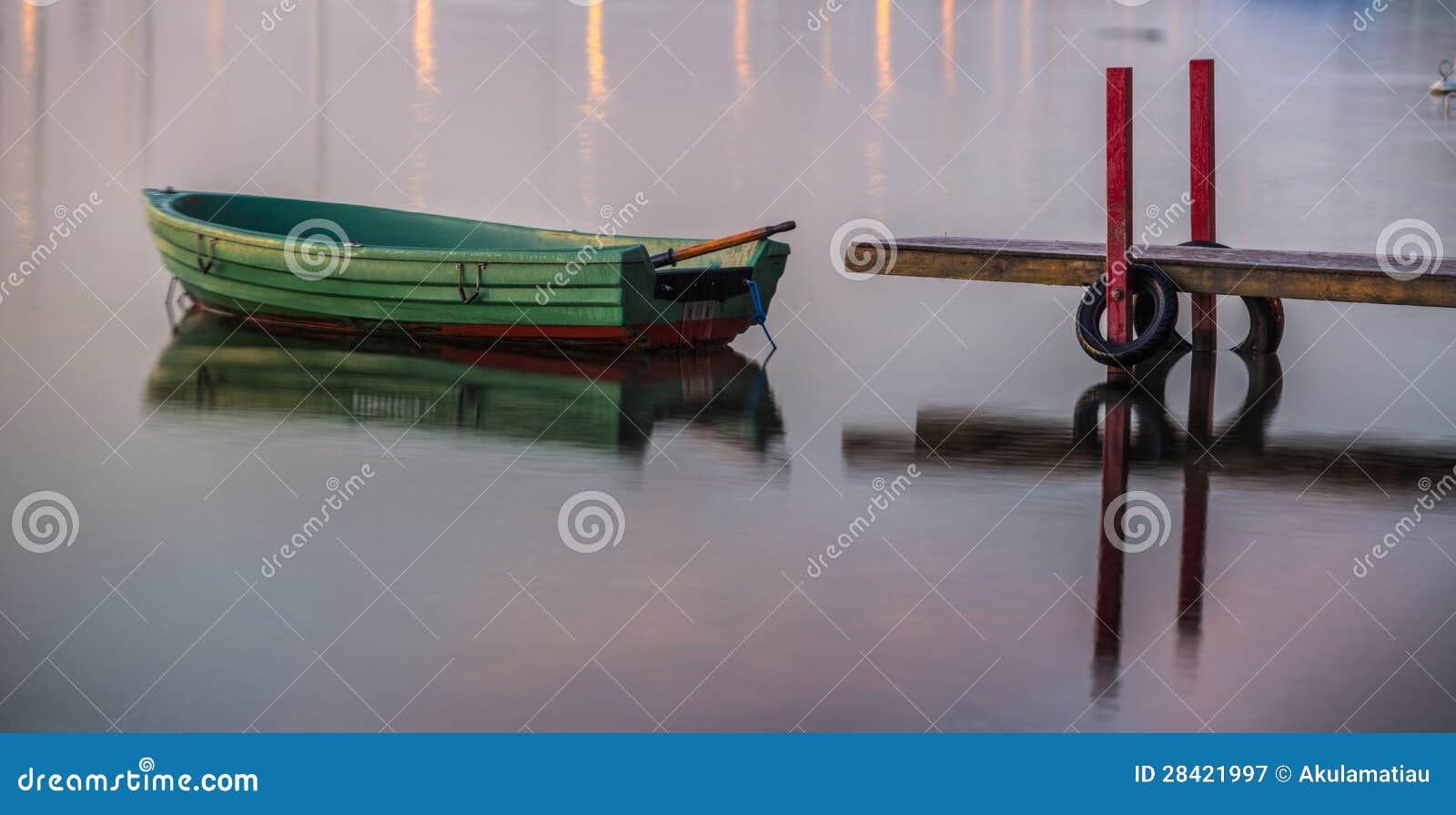 Barco verde imagem de stock. Imagem de costa, lago, colorido - 28421997