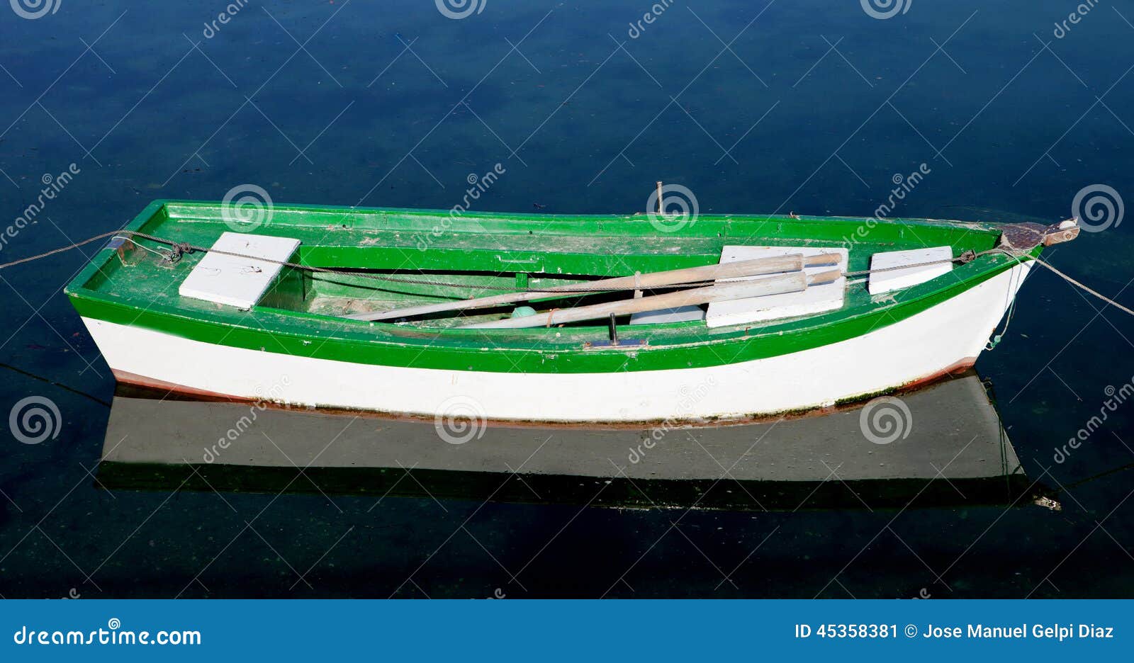 Barco Verde E Branco Solitário Em Um Mar Calmo Imagem de Stock - Imagem ...