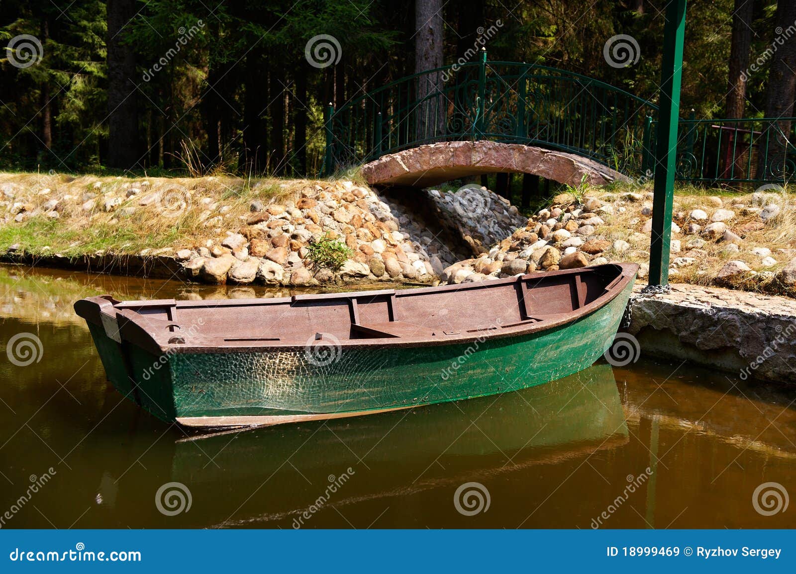 Barco verde em um cais imagem de stock. Imagem de lagoa - 18999469