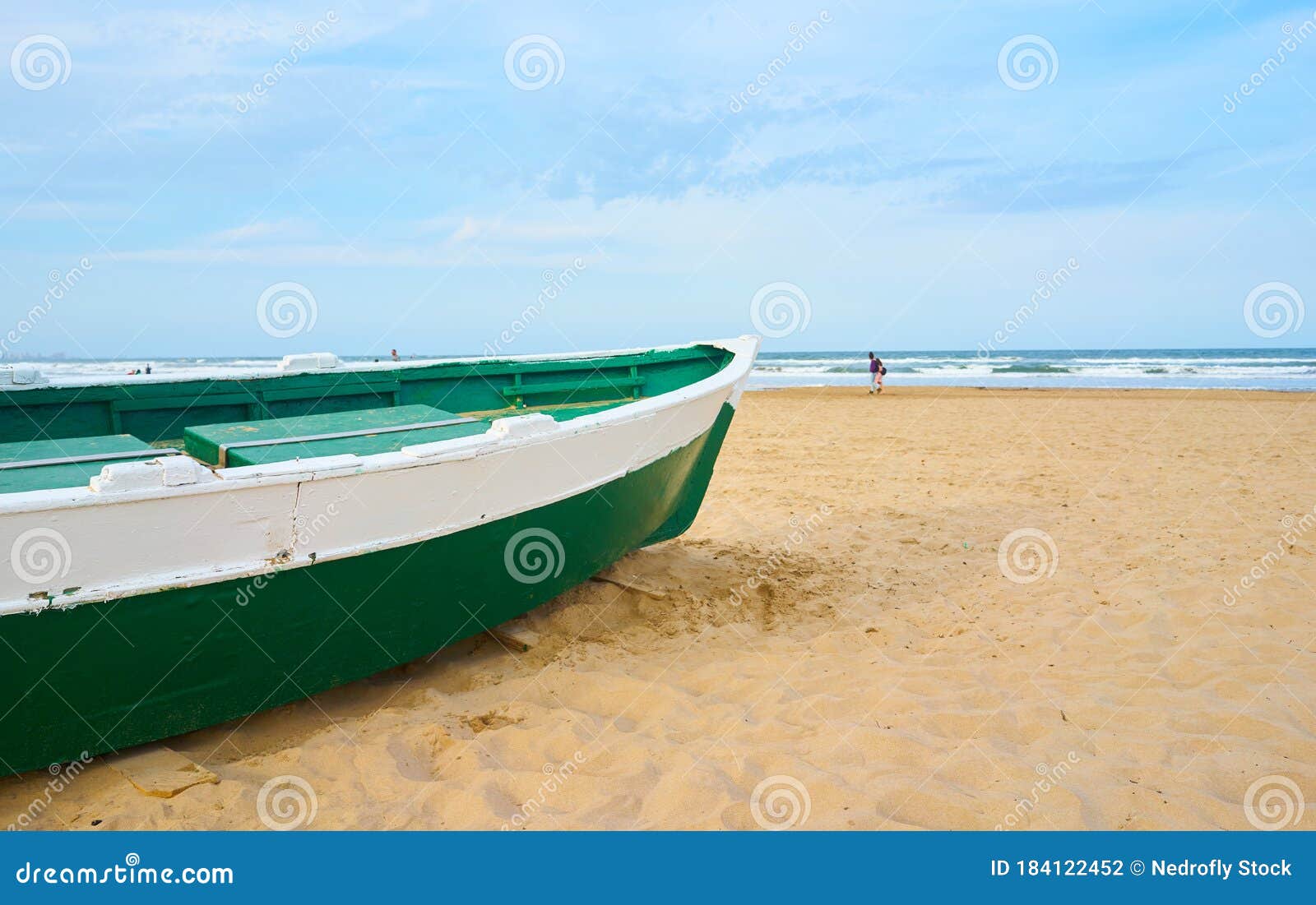 Barco Verde En La Arena De La Playa Foto de archivo - Imagen de nube ...