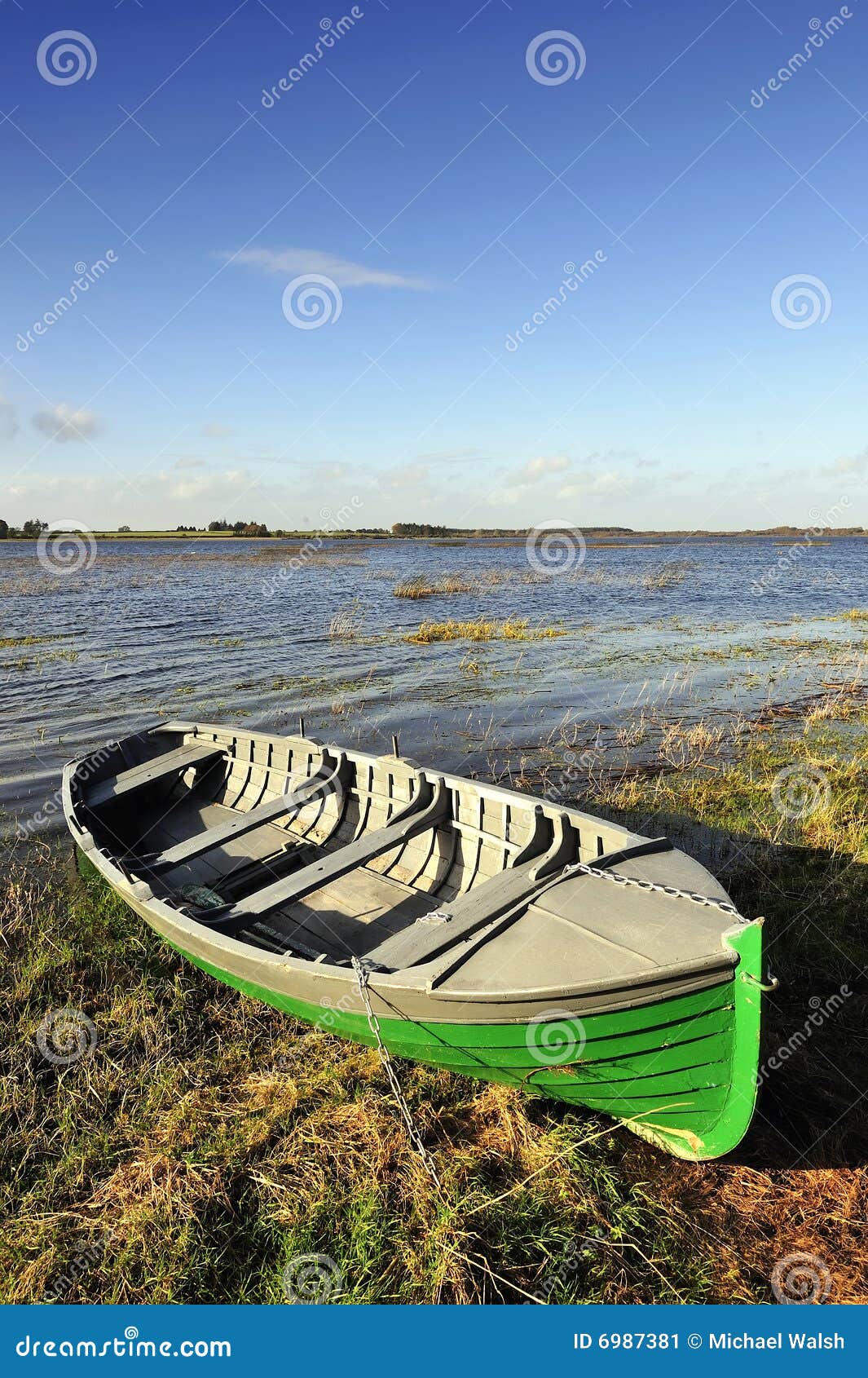 Barco Verde - Lago Derravaragh Imagen de archivo - Imagen de barco ...