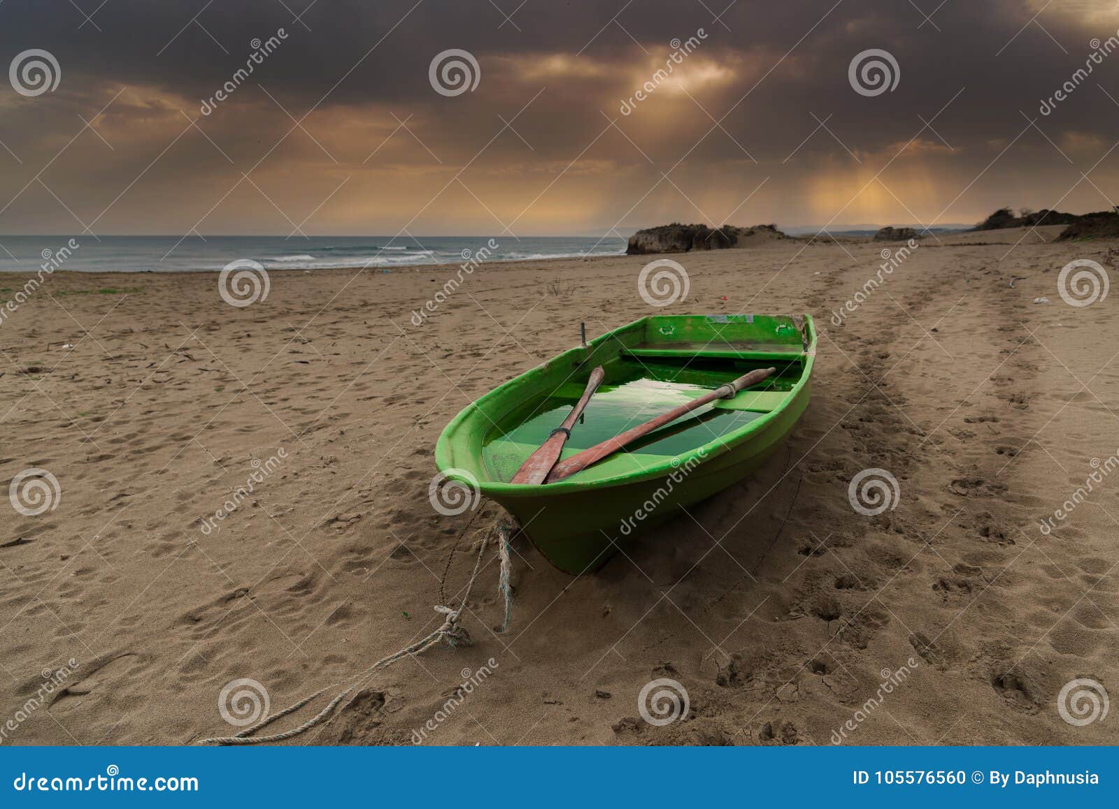 Barco verde na praia foto de stock. Imagem de areia - 105576560