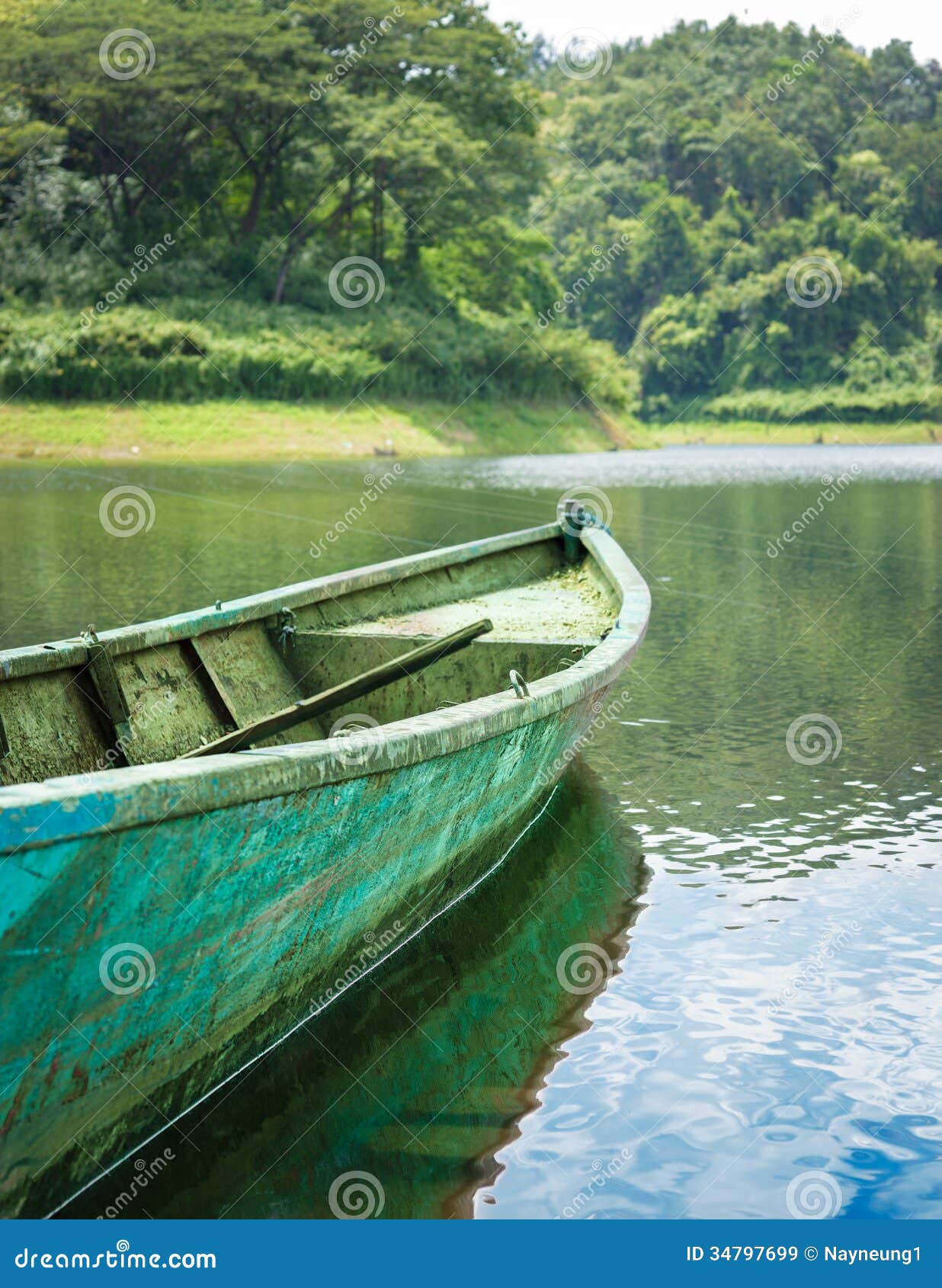 Barco Verde Velho Do Ferro No Lago. Imagem de Stock - Imagem de velho ...