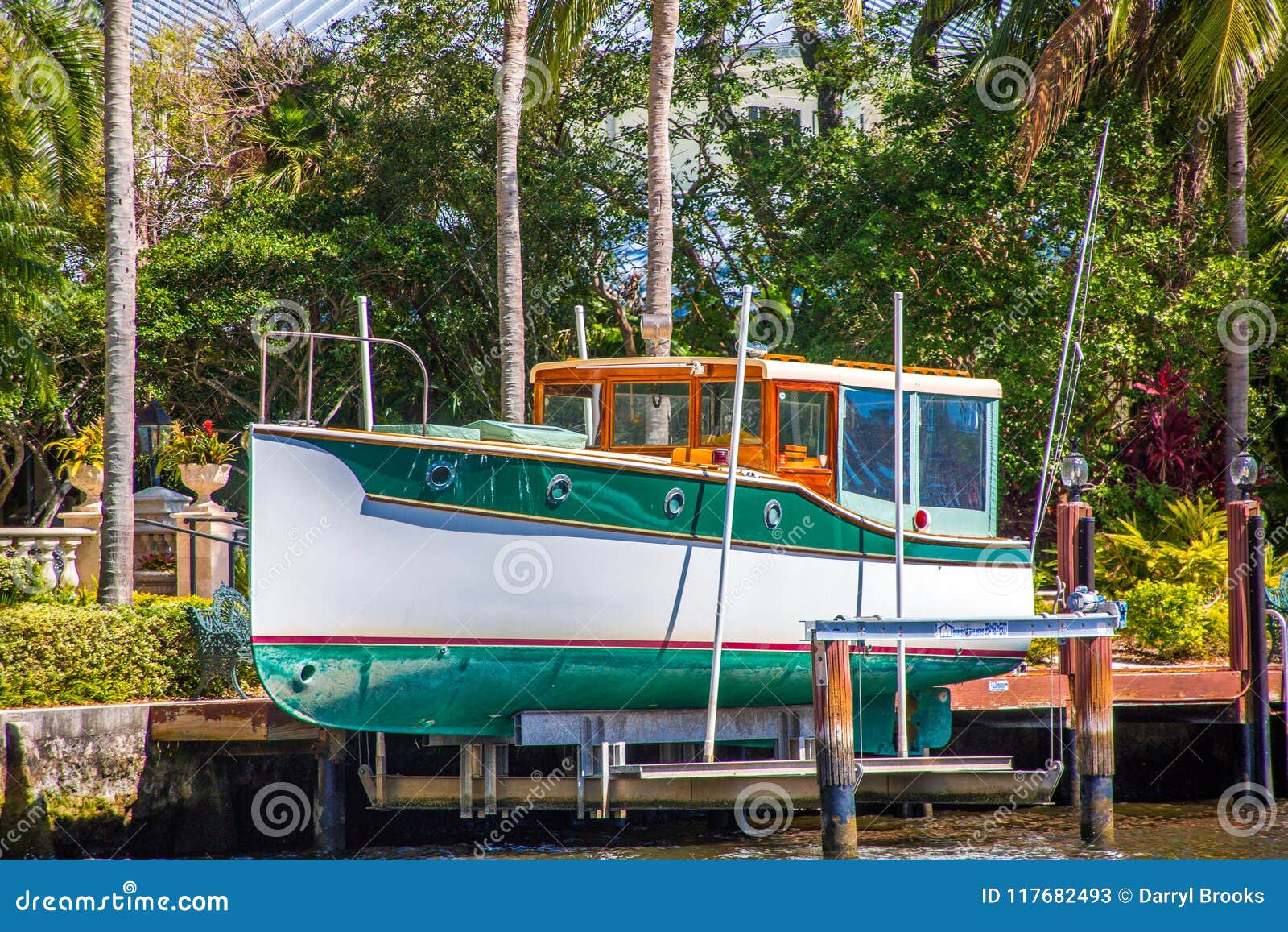 Barco Verde Y Blanco En Dique Seco Imagen de archivo - Imagen de yate ...