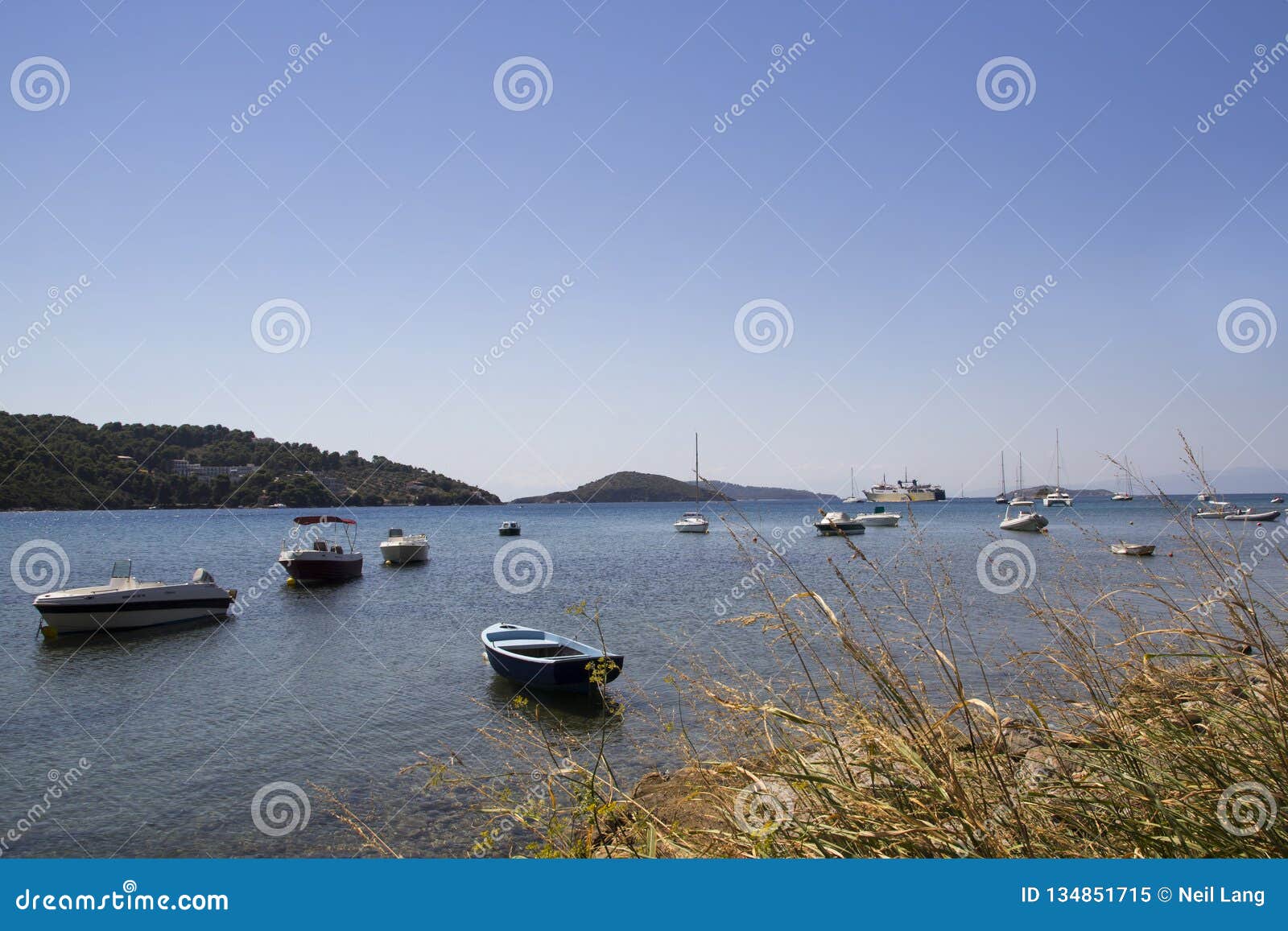 Barcos Amarrados En El Puerto Viejo De Skiathos Ciudad De Skiathos Grecia El 18 De Agosto De