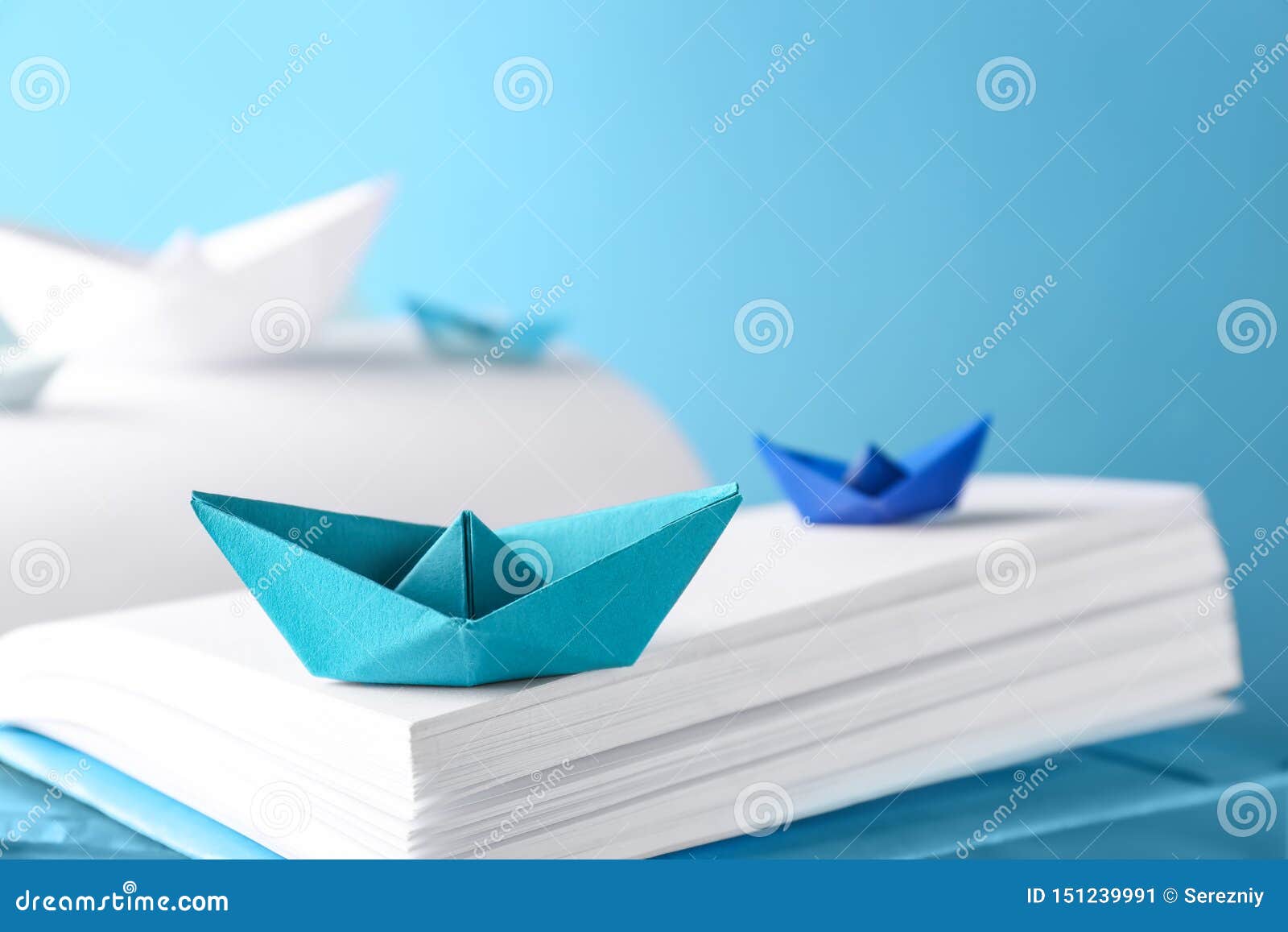 Barcos De La Papiroflexia En El Libro Abierto, Primer Imagen de archivo ...