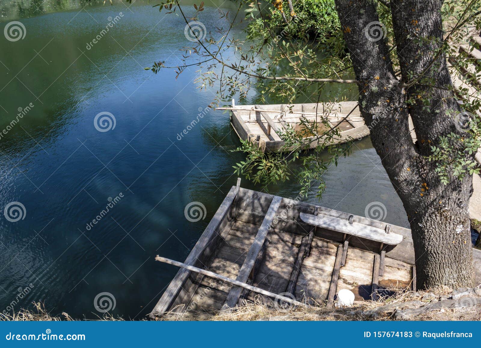 Barcos De Madeira Amarrados Pelo Rio Imagem de Stock - Imagem de cenas ...