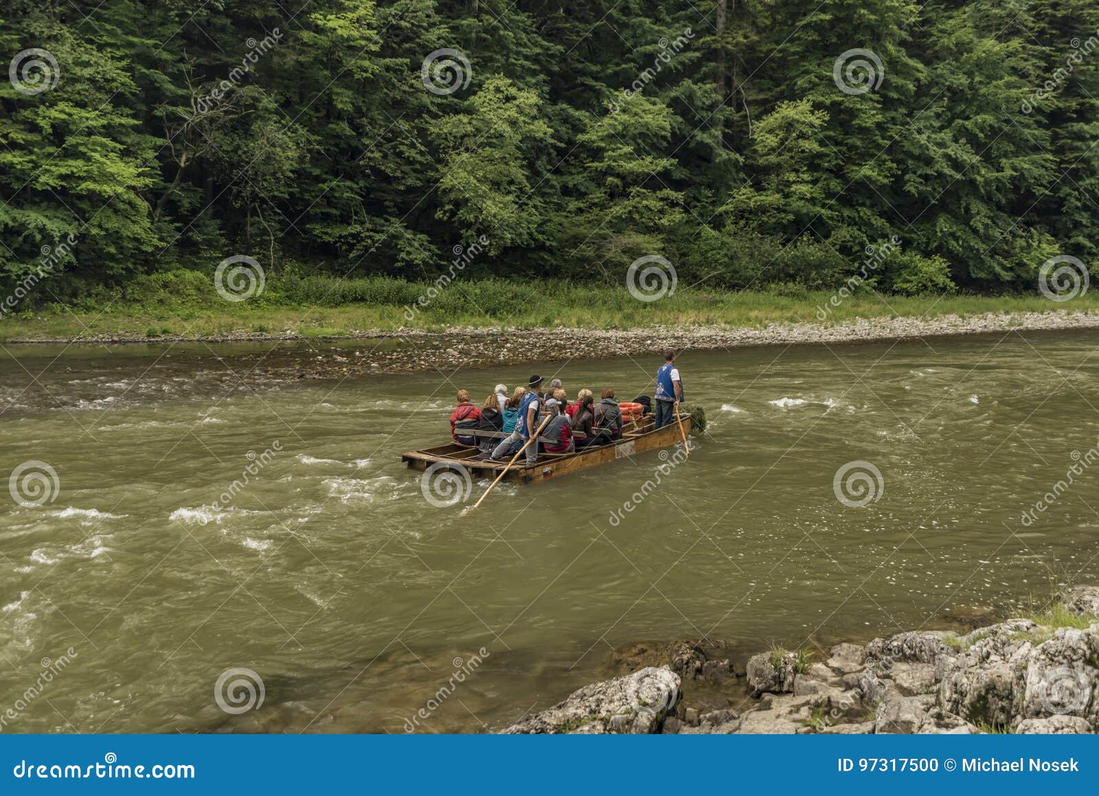 Barcos De Madeira Com Os Passageiros No Rio De Dunajec Imagem Editorial ...