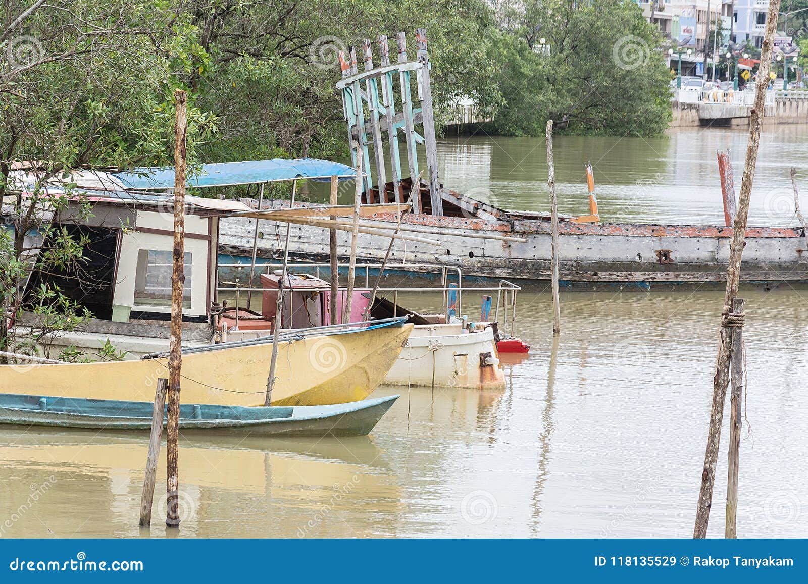 Barcos de madeira no rio imagem de stock. Imagem de colheita - 118135529