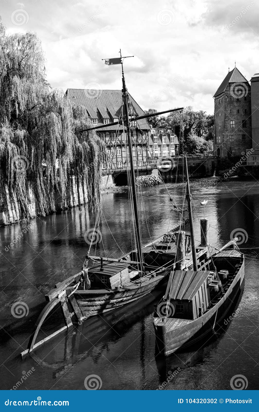 Barcos De Madeira No Rio Com Casas Foto de Stock - Imagem de lago ...