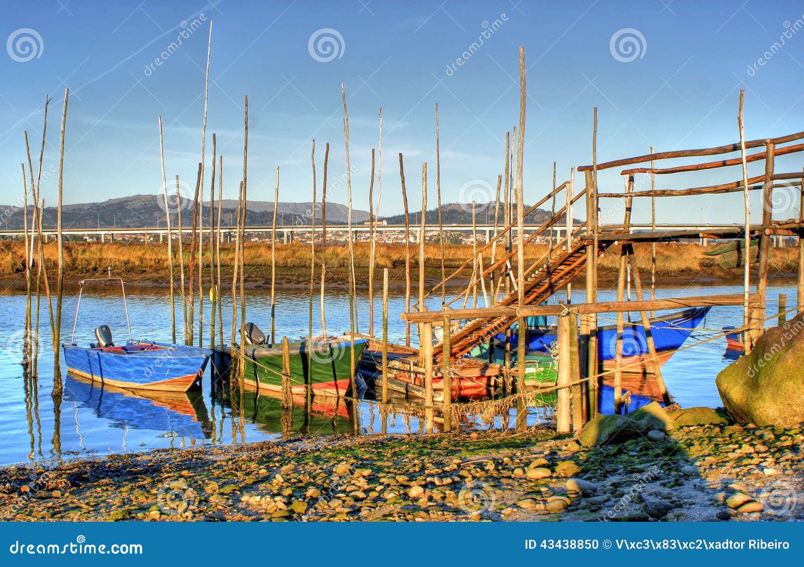 Barcos De Madeira Tradicionais No Rio De Lima Foto de Stock - Imagem de ...