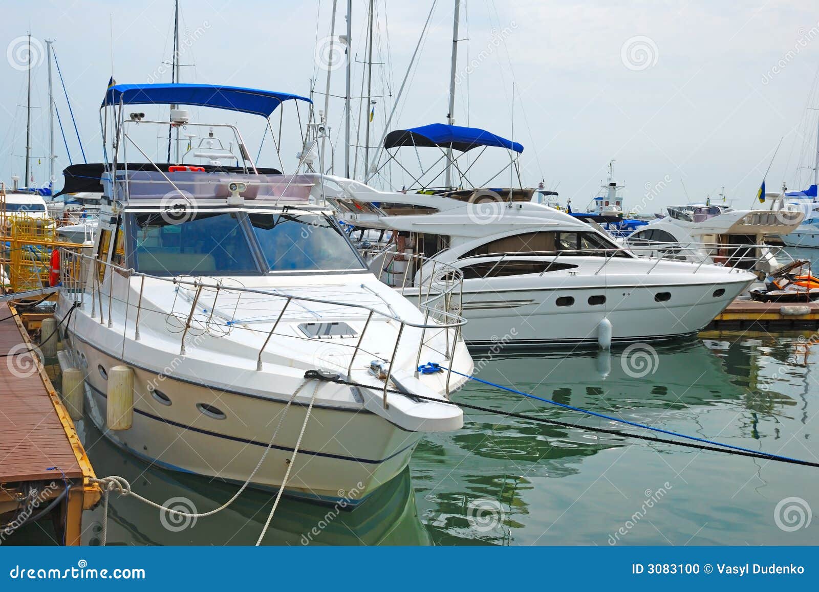 Barcos De Motor Modernos Do Mar Foto de Stock - Imagem de motor, vela ...