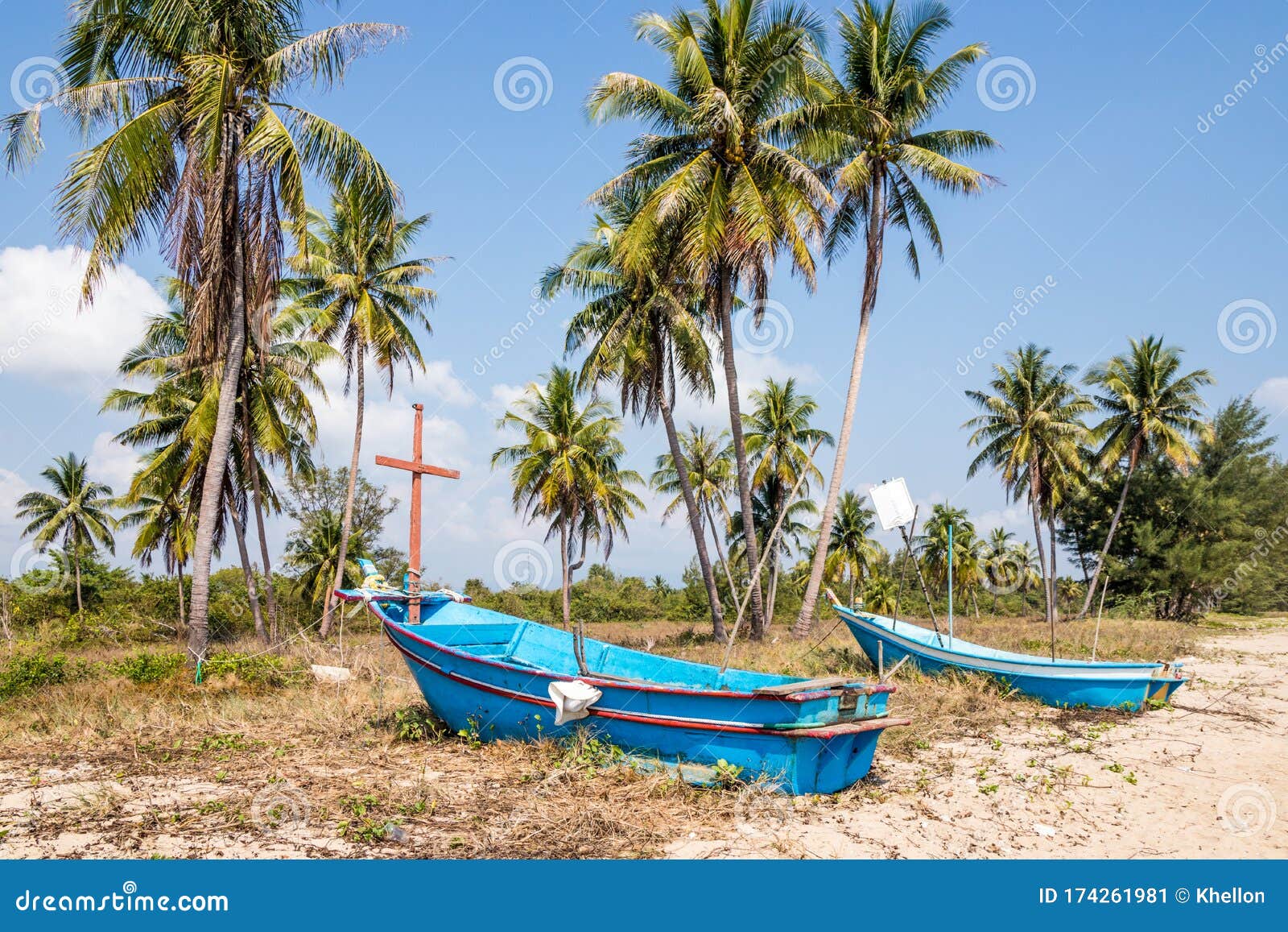 Barcos De Pesca En Una Playa Tropical Imagen de archivo - Imagen de ...