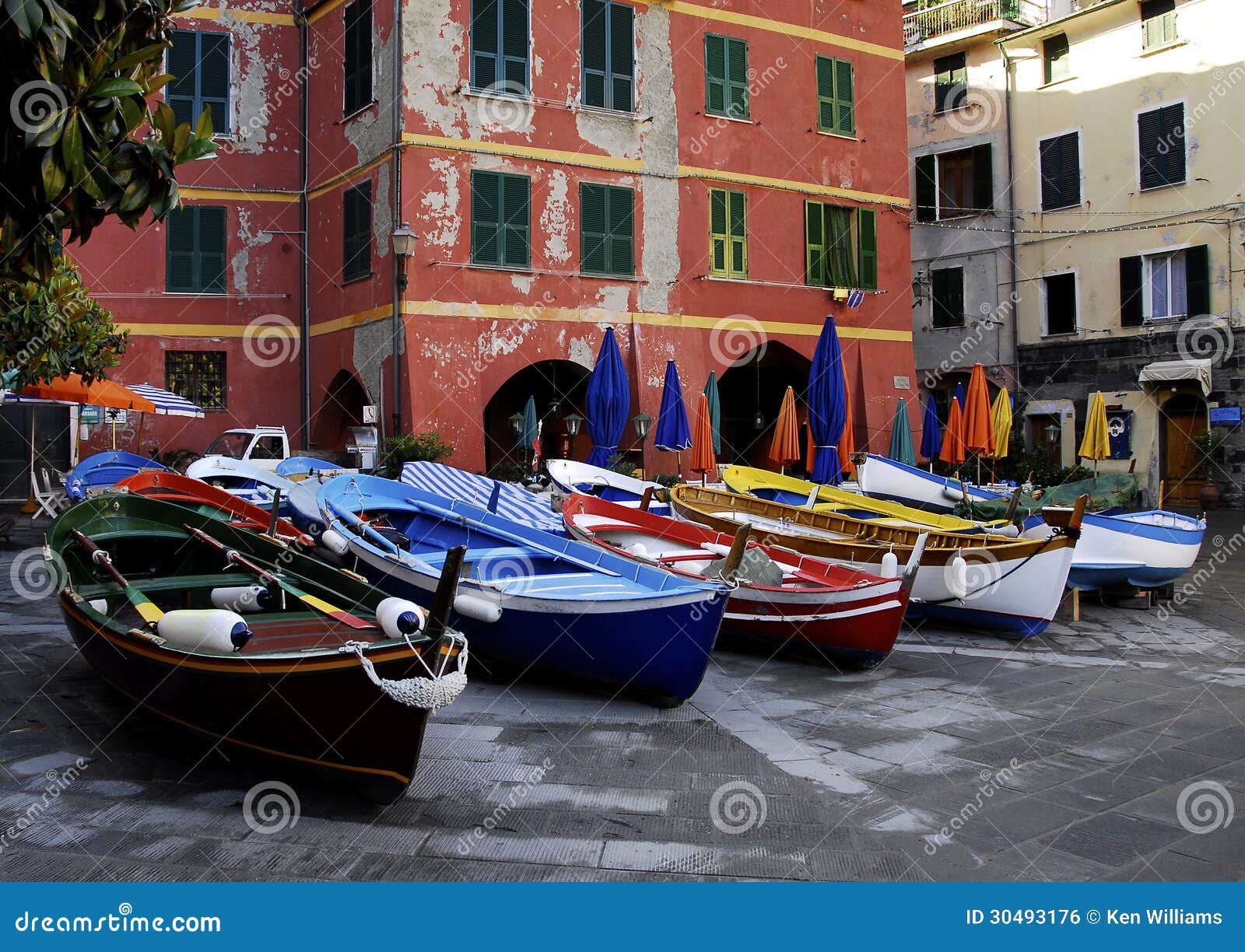 Barcos de pesca italianos foto de archivo. Imagen de agua - 30493176