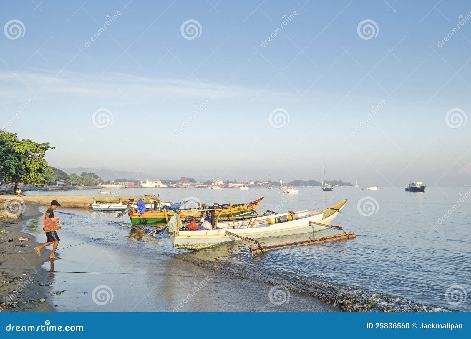 Barcos De Pesca Na Praia Em Dili Timor-Leste Imagem Editorial - Imagem ...