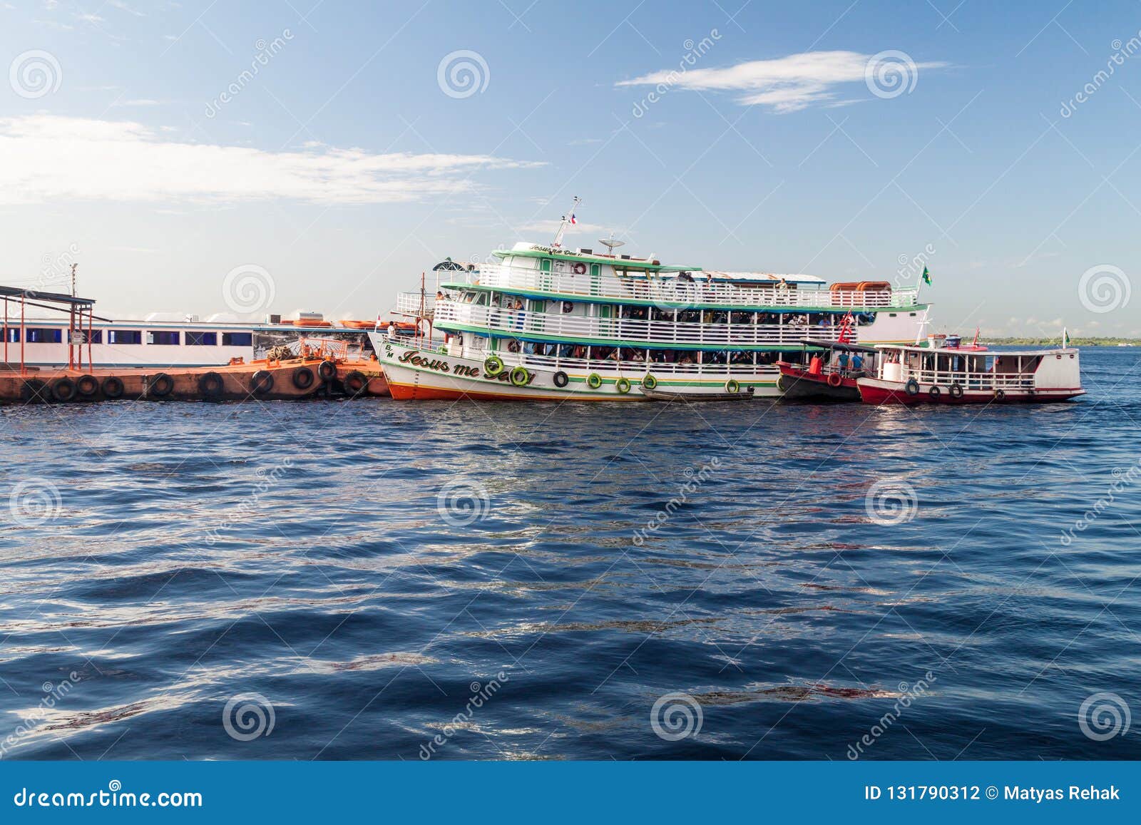 Barcos de rio em Manaus fotografia editorial. Imagem de destino - 131790312