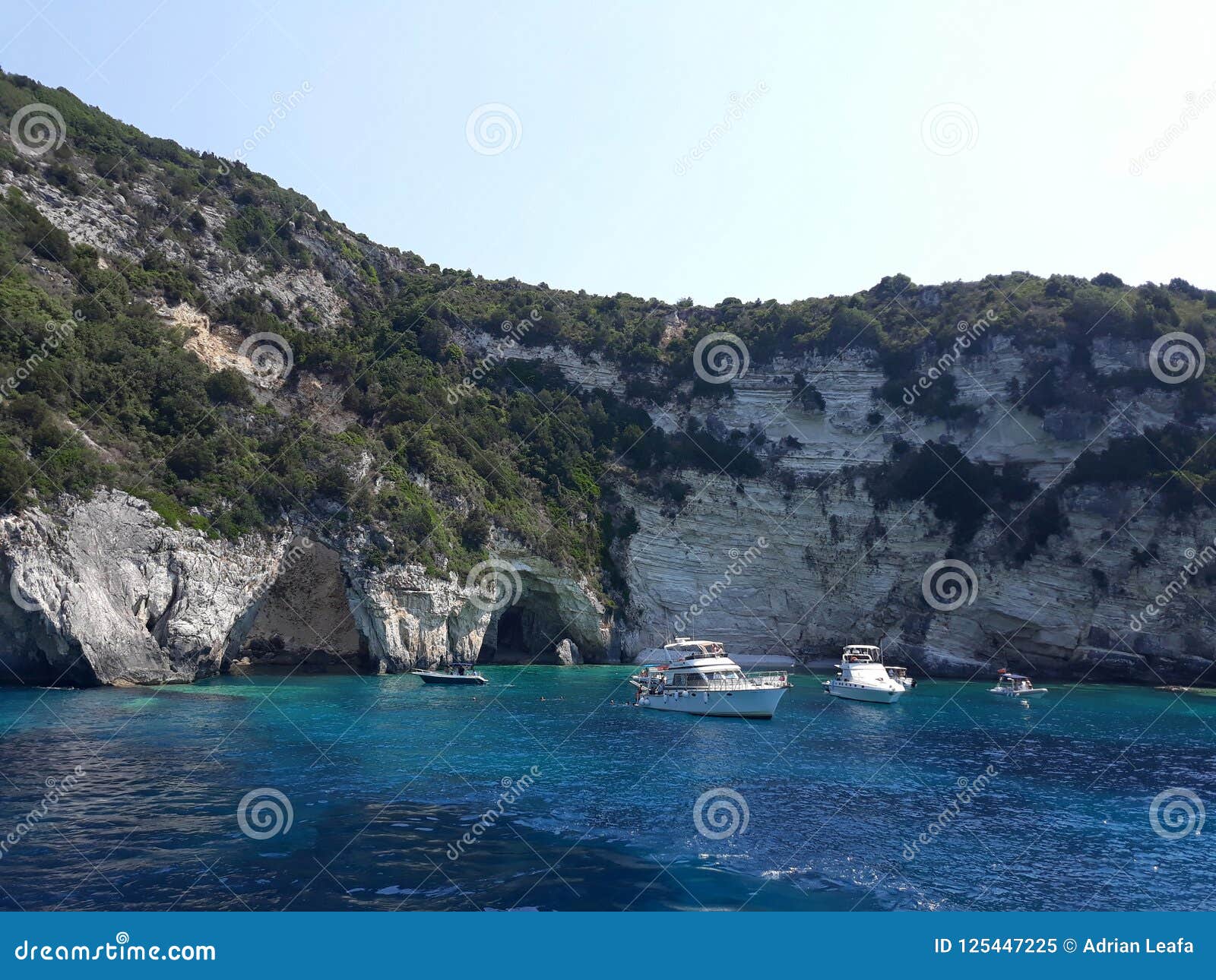 Barcos e cavernas no mar imagem de stock. Imagem de nave - 125447225