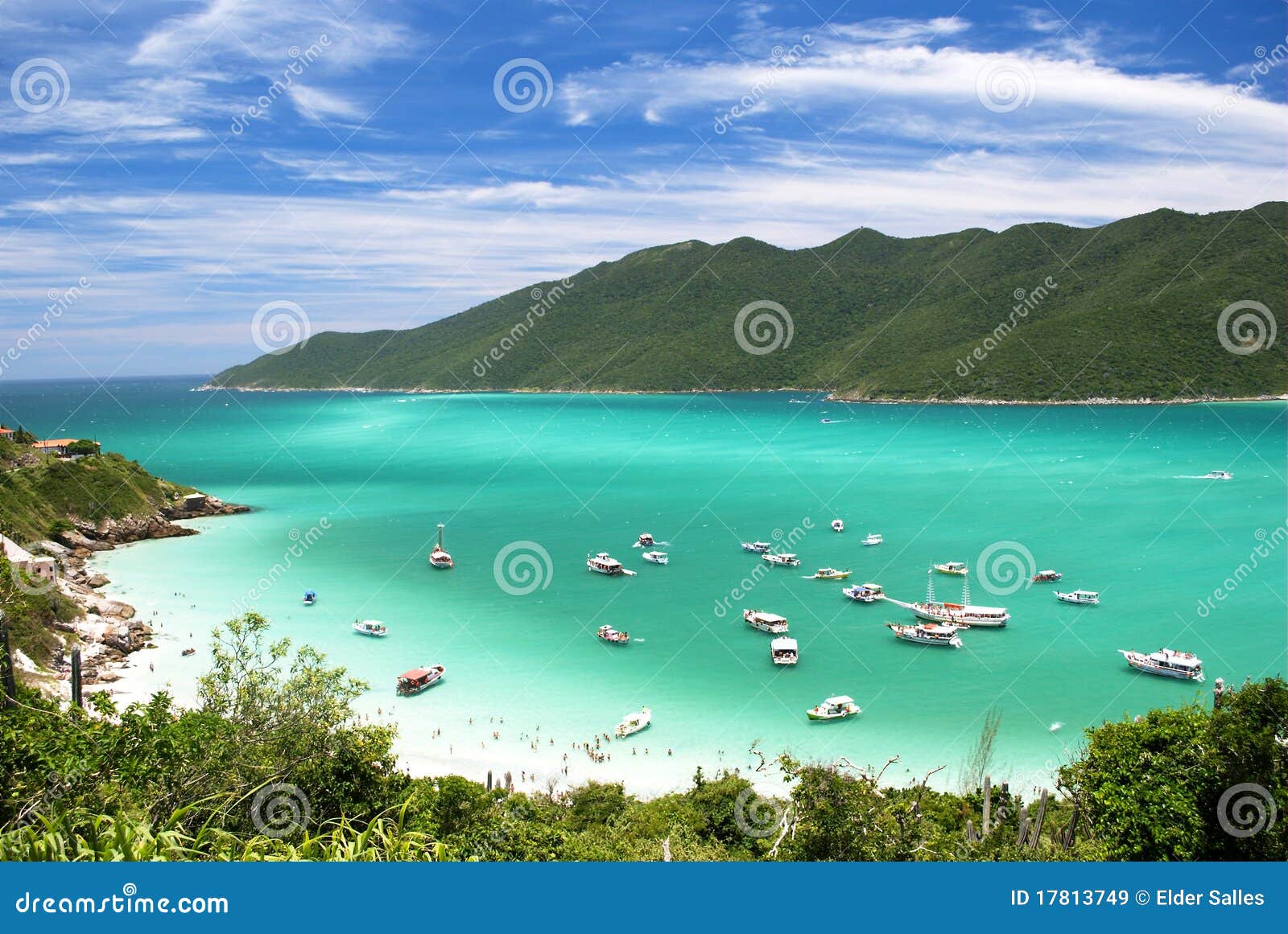 Barcos En El Mar Claro Cristalino Imagen de archivo - Imagen de ...